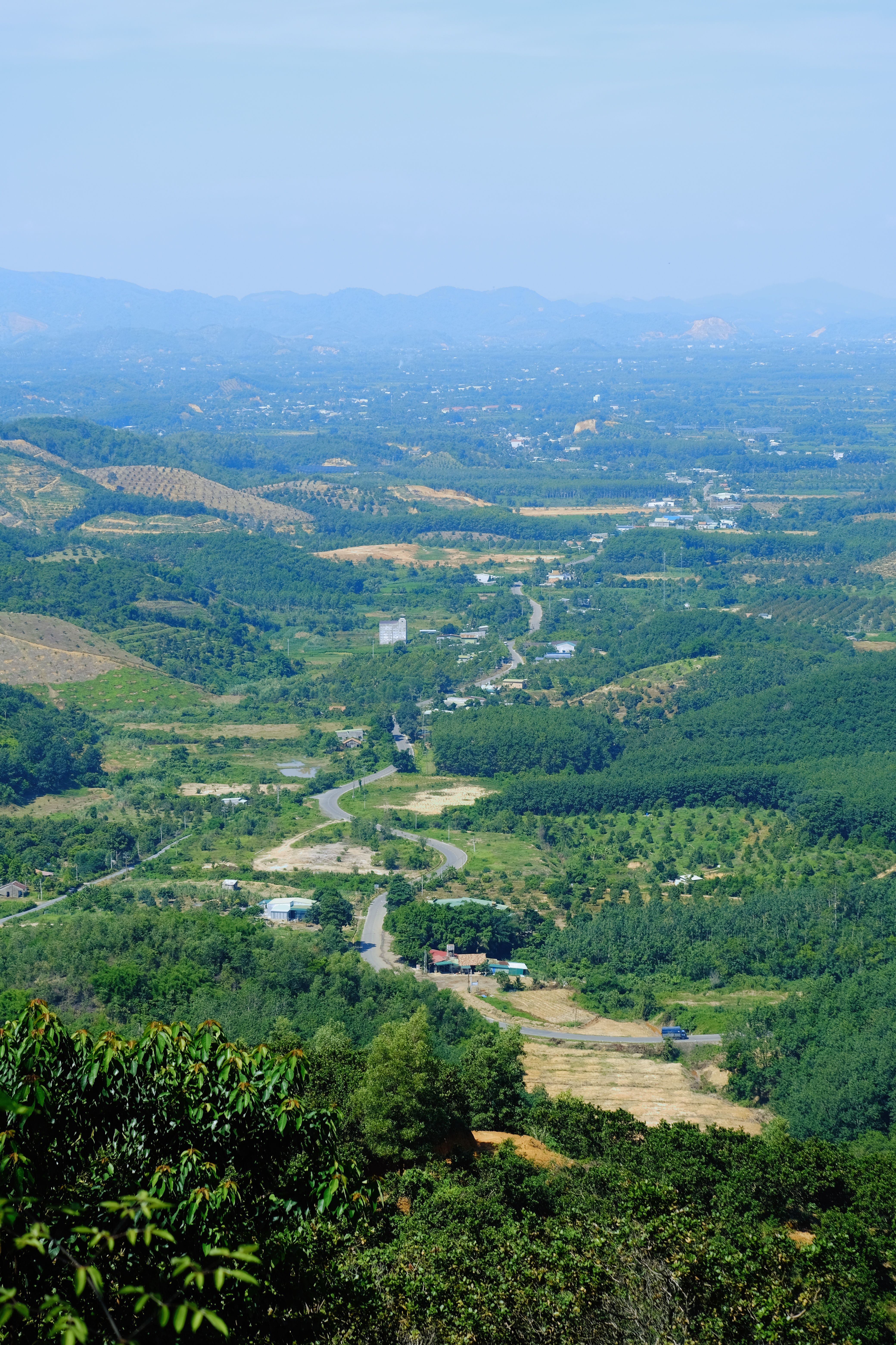 A view of a valley with trees and hills · Free Stock Photo