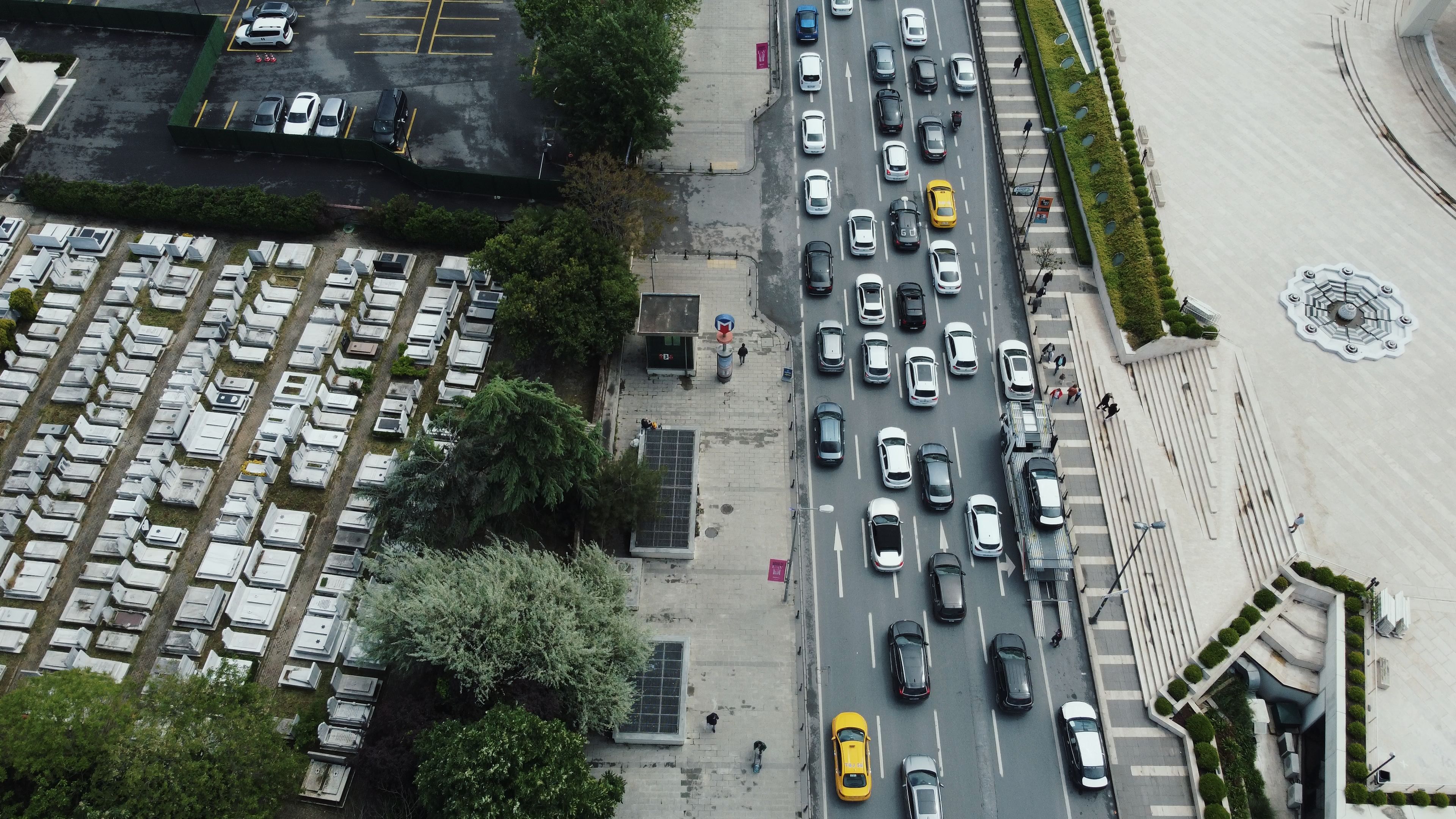 Aerial view of traffic in a city · Free Stock Photo