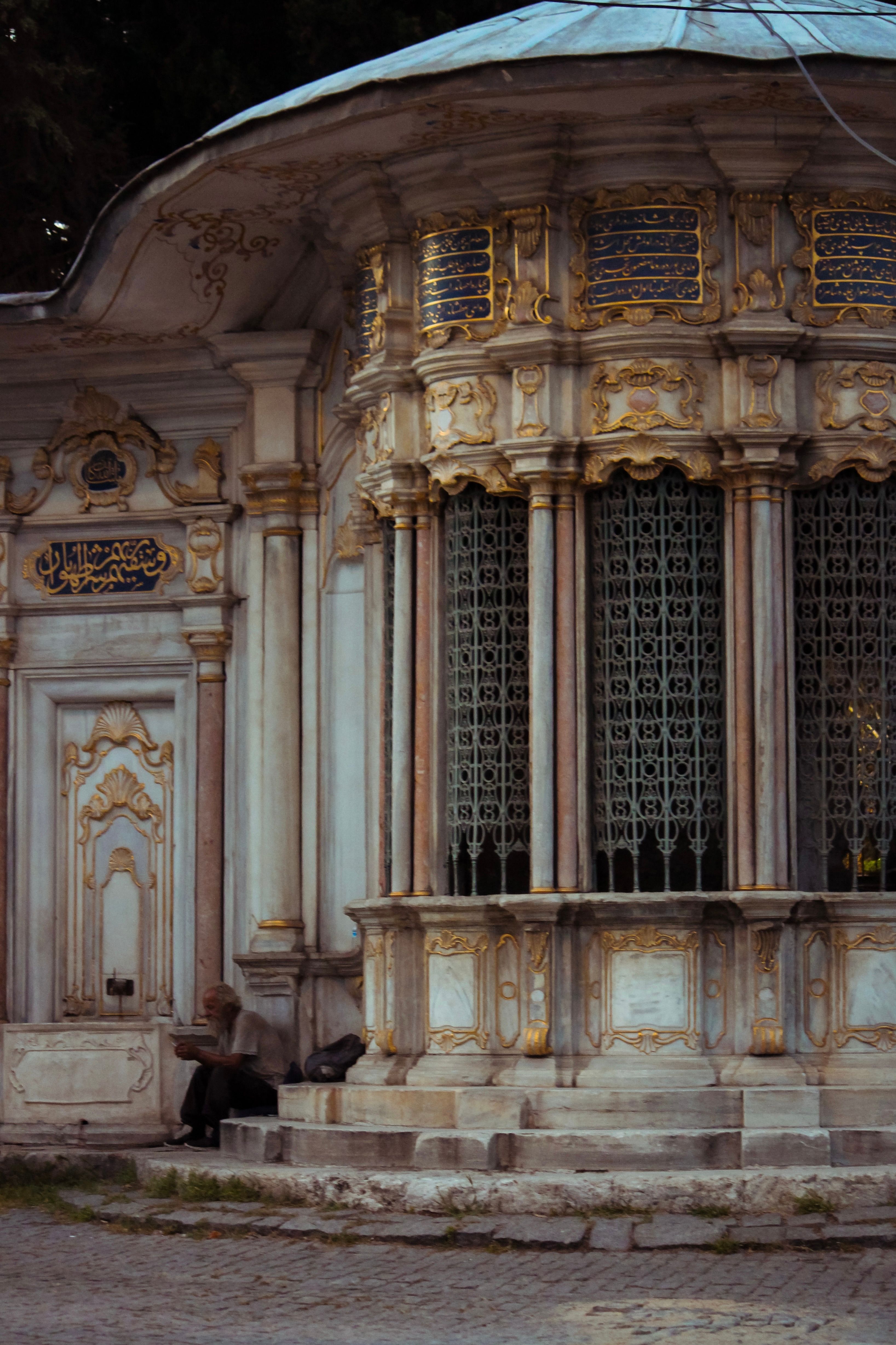A building with ornate windows and columns · Free Stock Photo