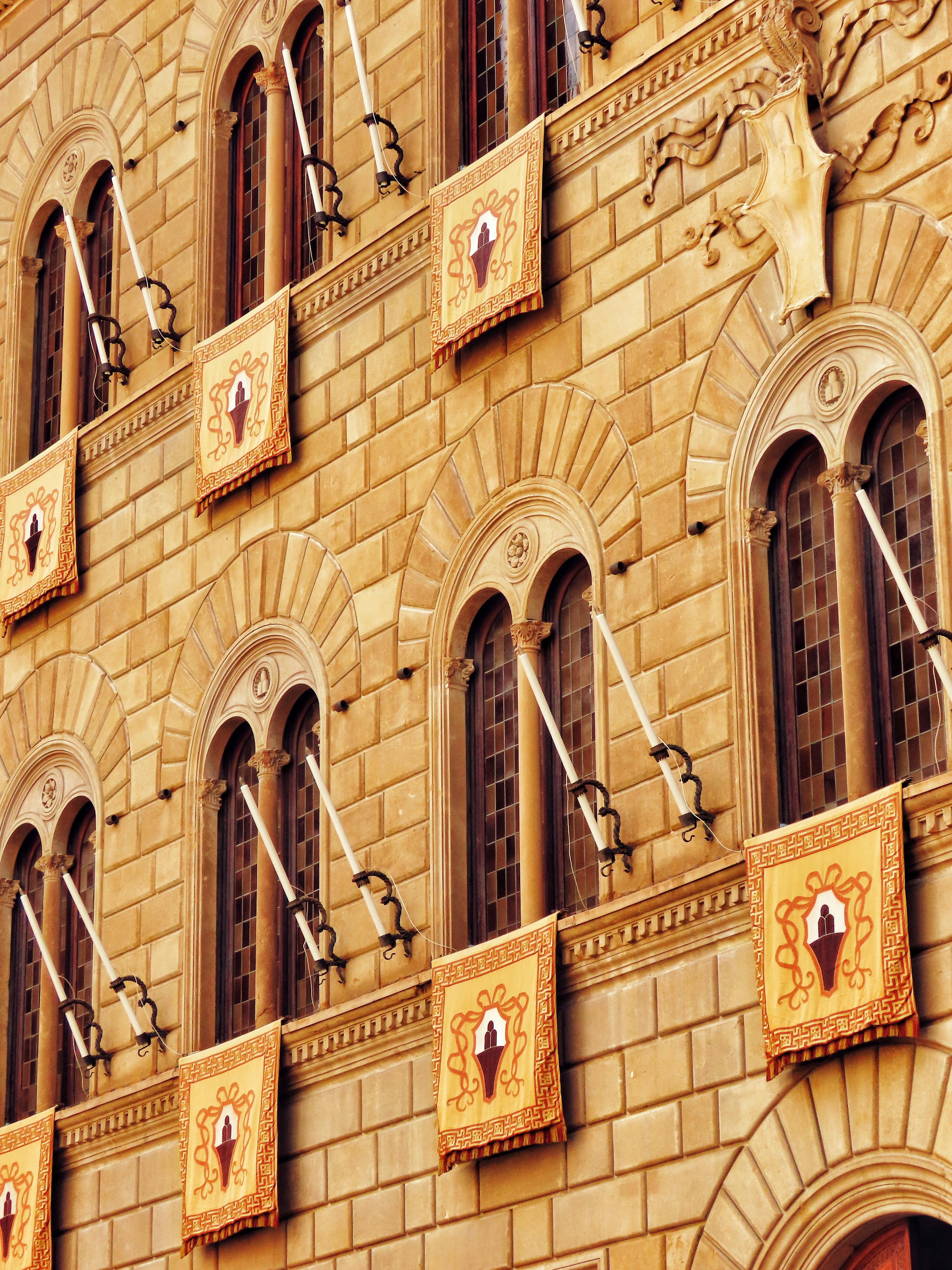 Old brick building · Free Stock Photo