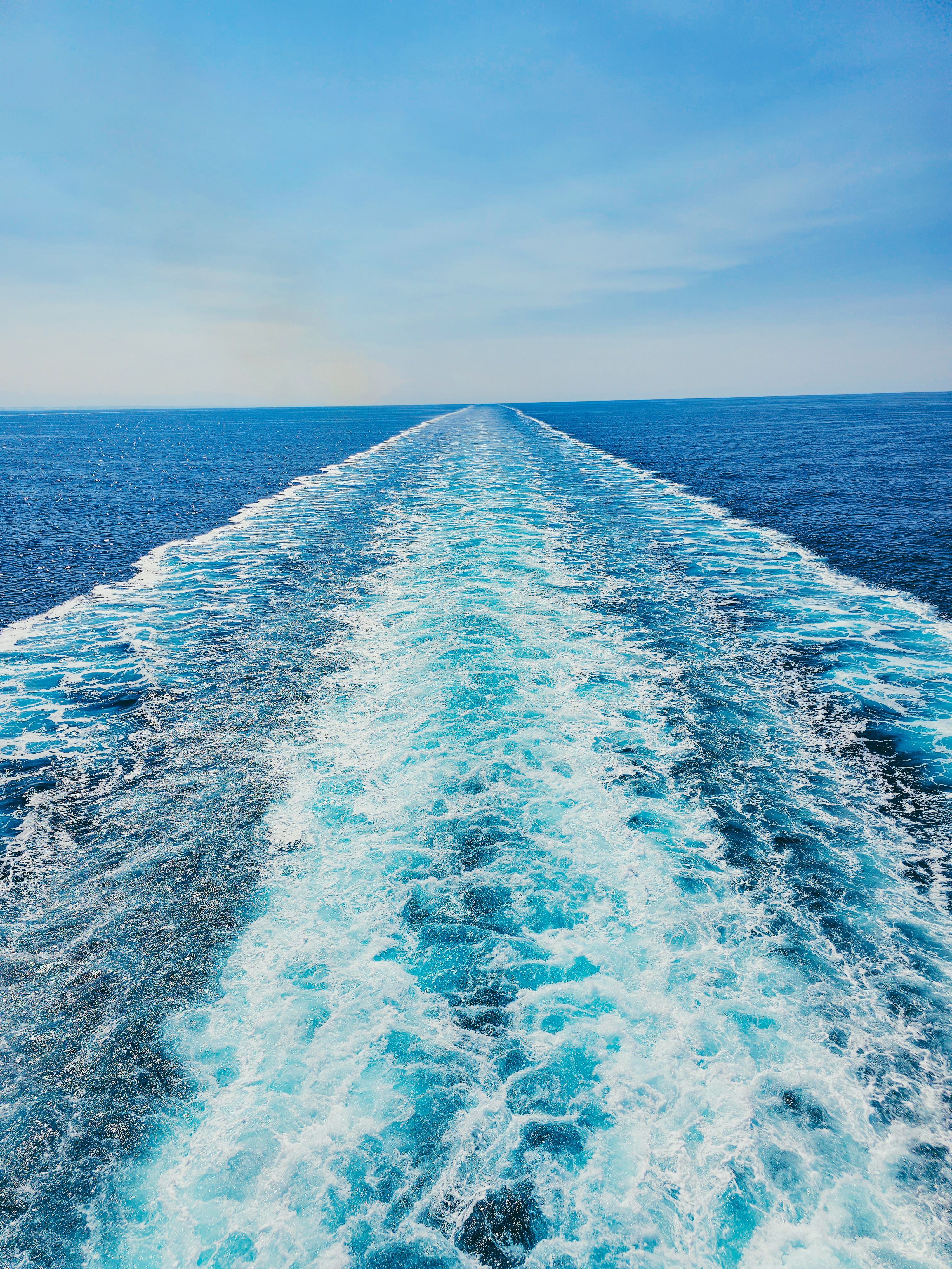 The wake of a boat in the ocean · Free Stock Photo