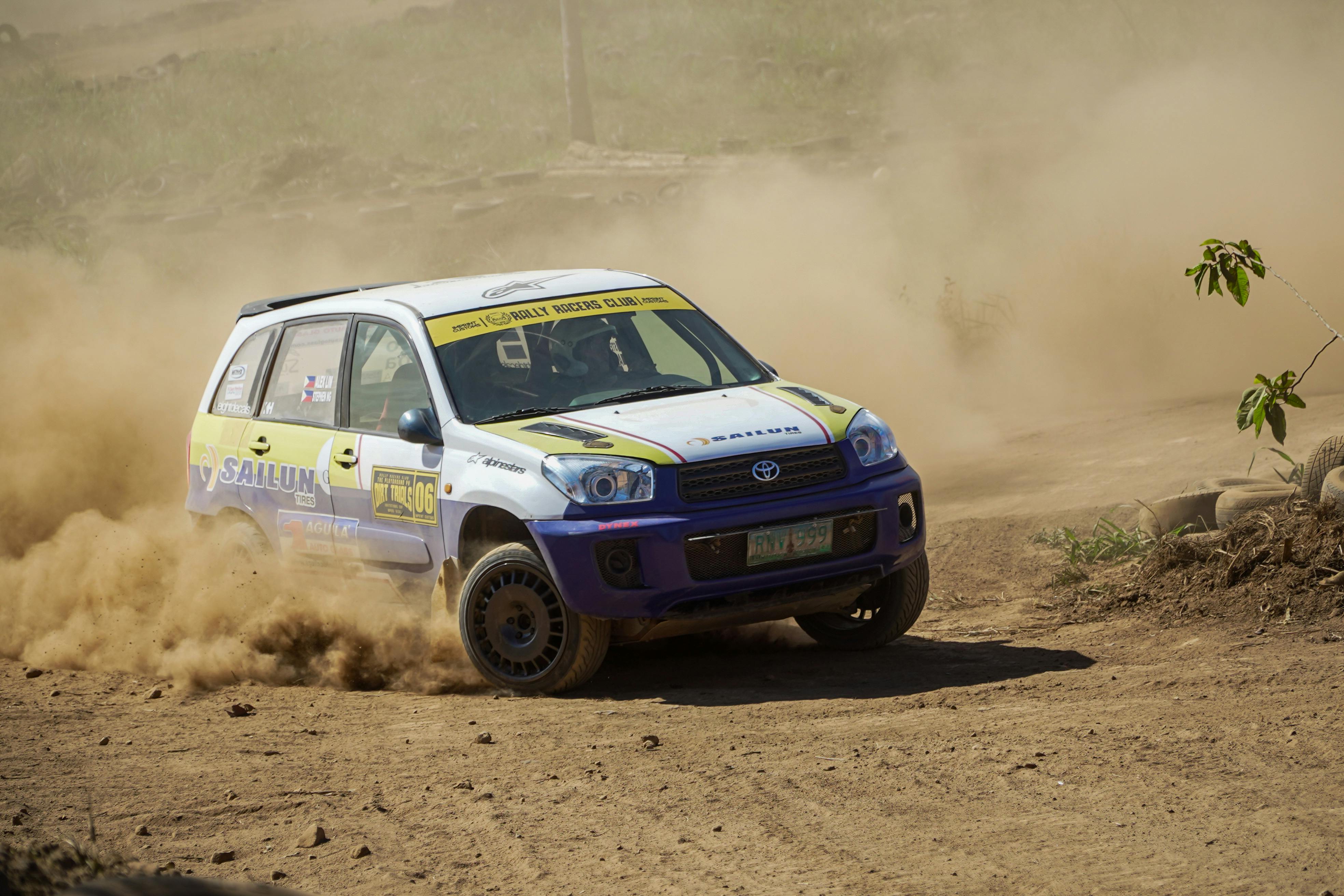 A car driving on dirt with dust flying up · Free Stock Photo