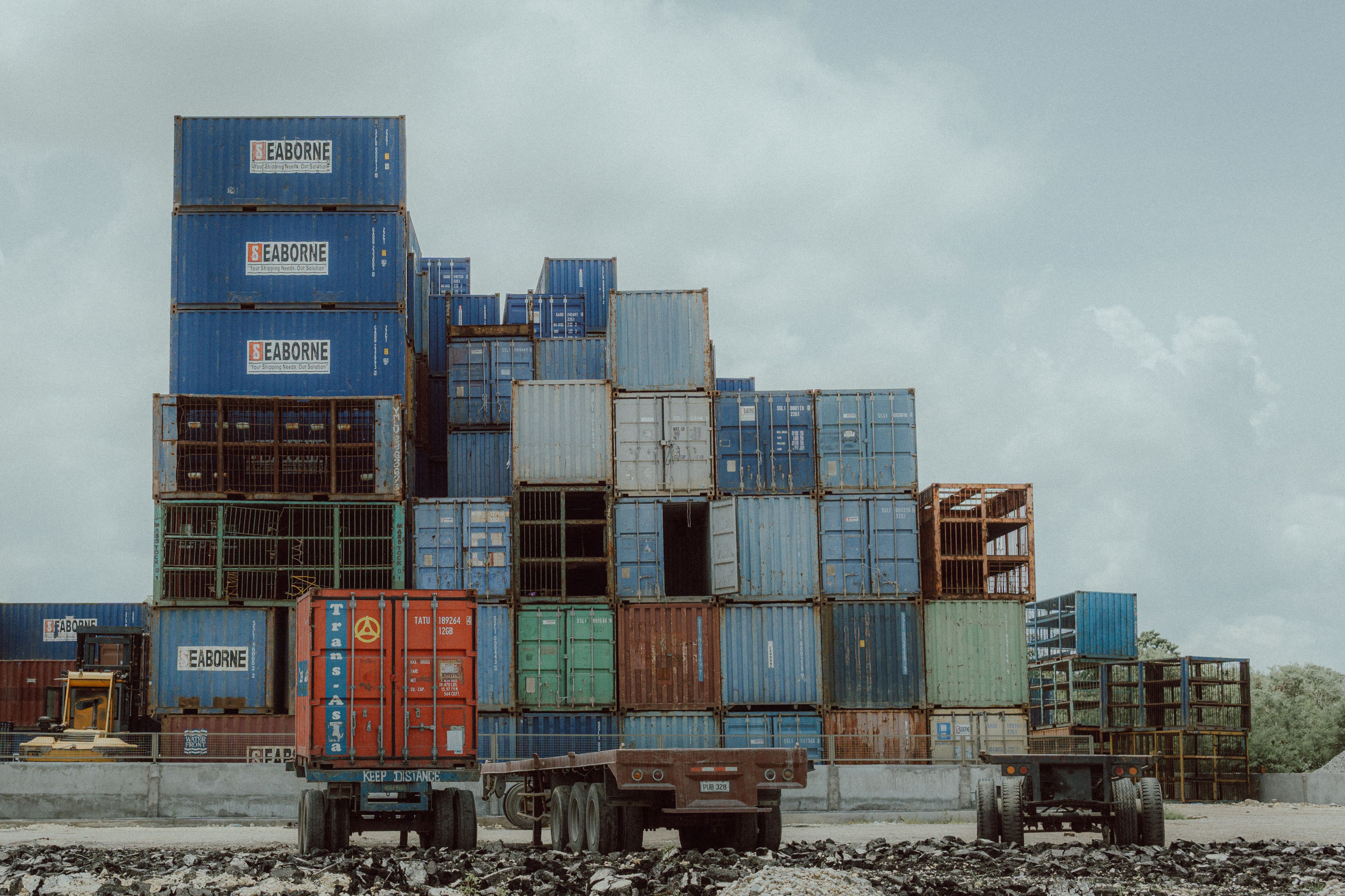 Contenedor Intermodal Apilado En Puerto · Foto de stock gratuita