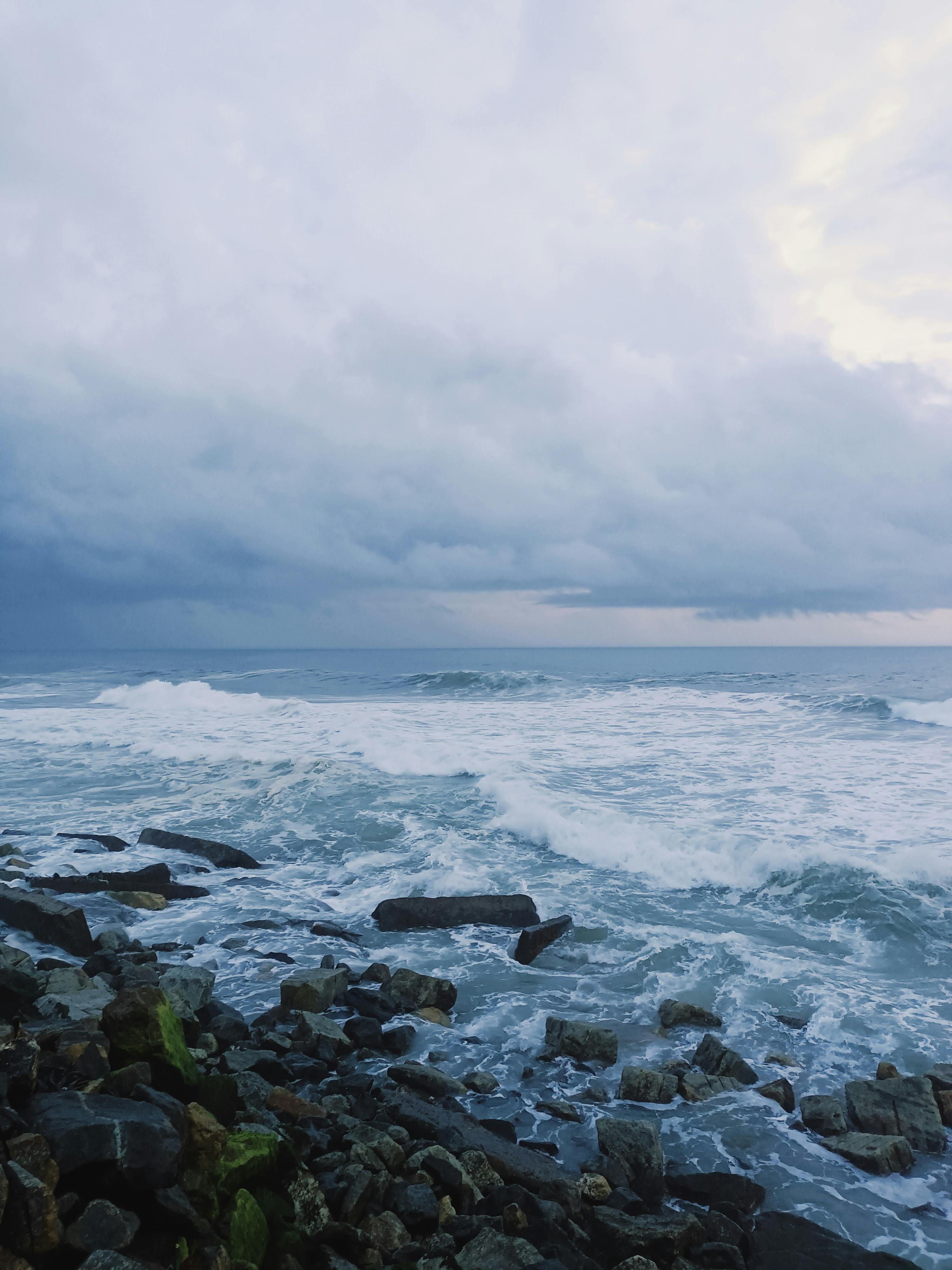 Photo gratuite de atmosphérique, bord de mer, cailloux, ciel nuageux ...
