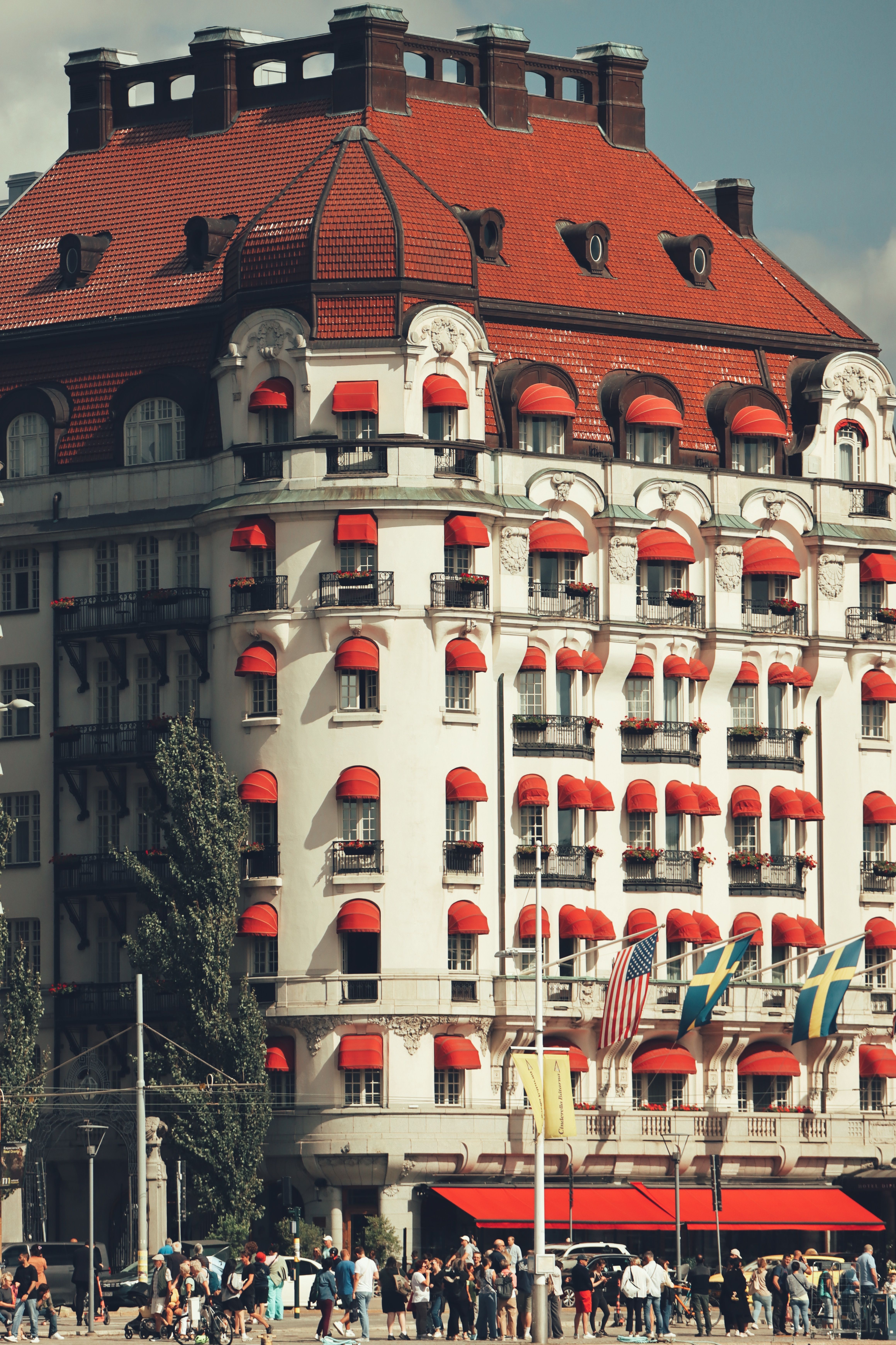 Brown and Gray 3-tier Building Surrounded by Trees · Free Stock Photo