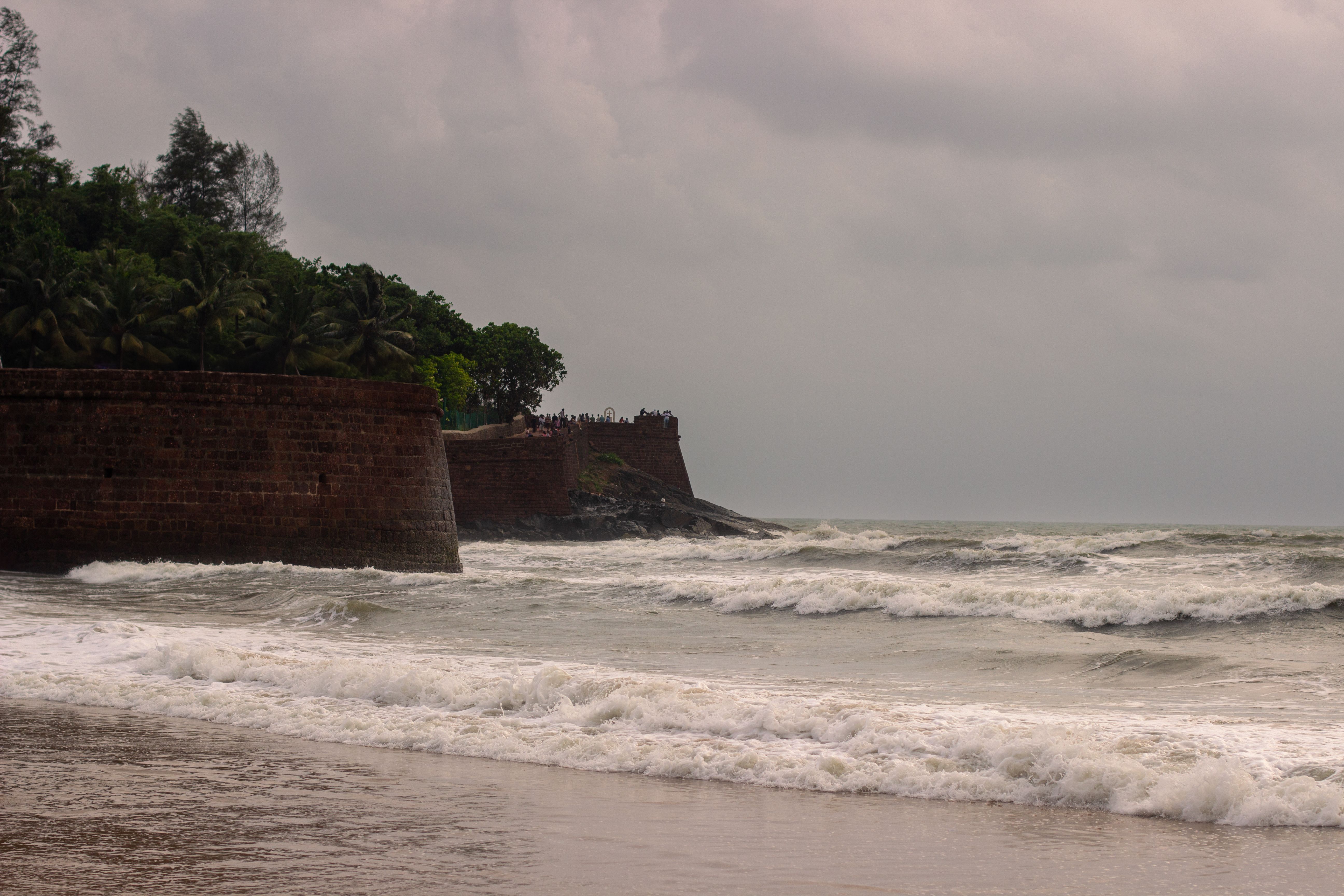 Waves hitting the Fort · Free Stock Photo