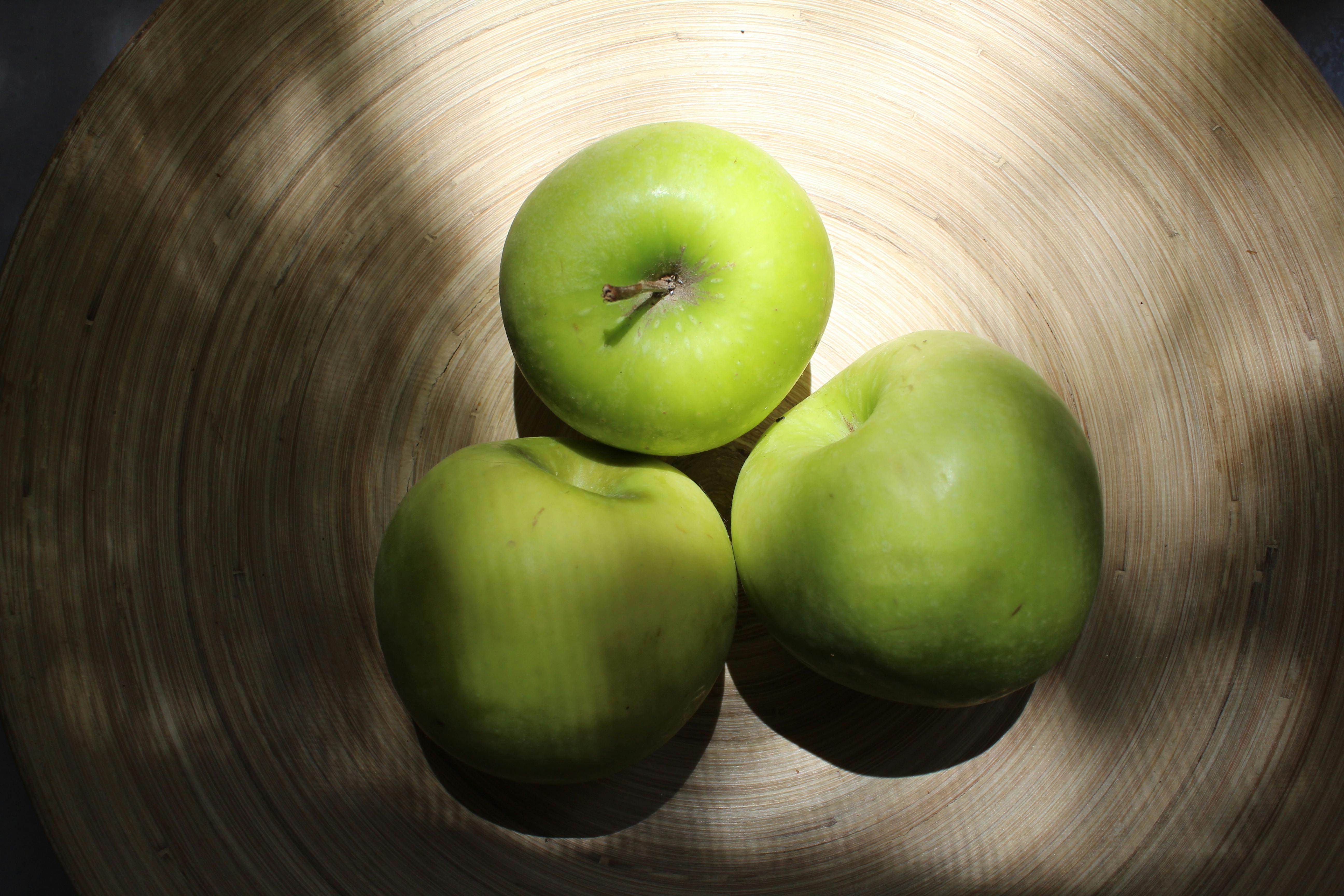 Three green apples on a plate · Free Stock Photo