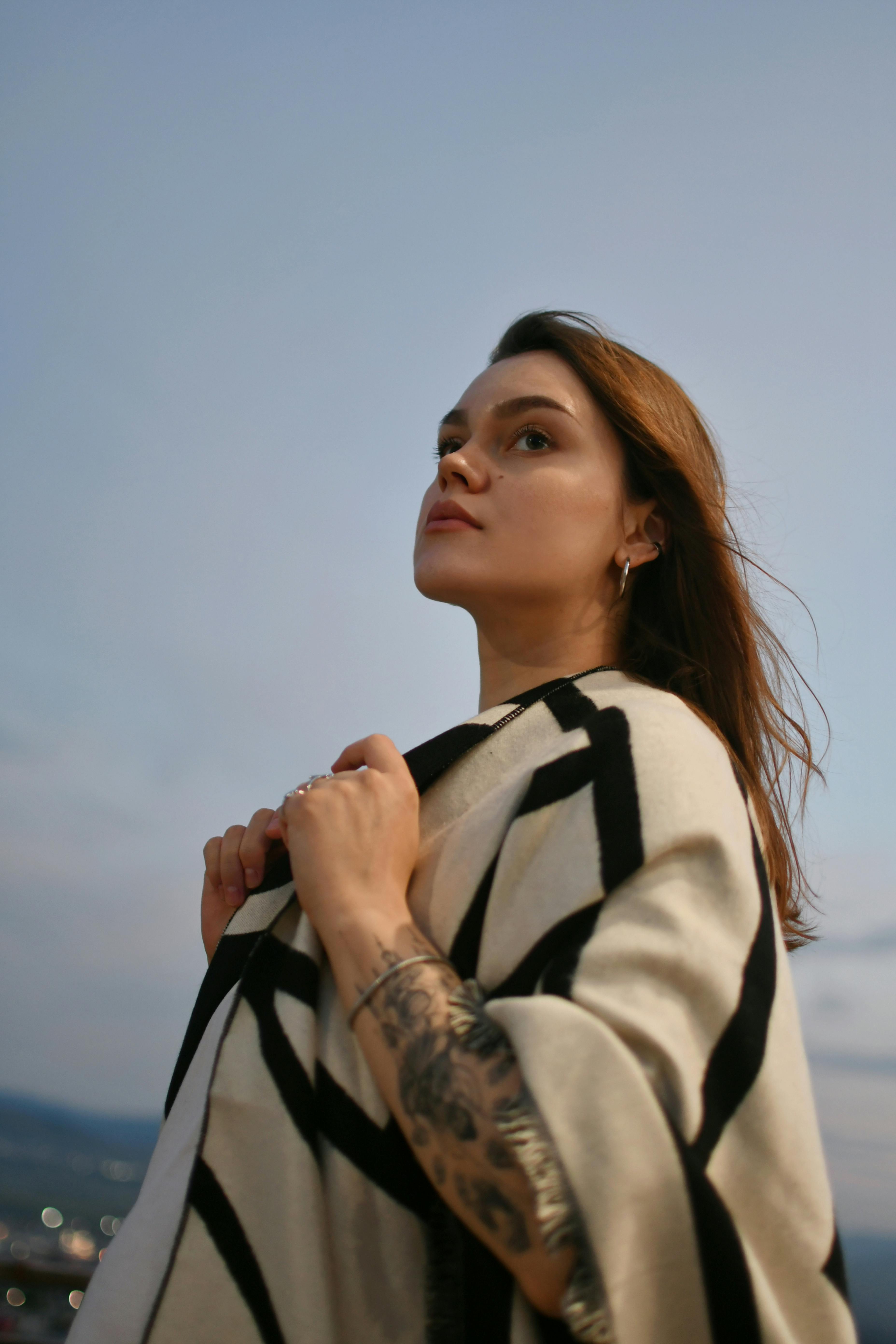 Mujer Pensativa Reflexionando Junto Al Océano · Foto de stock gratuita