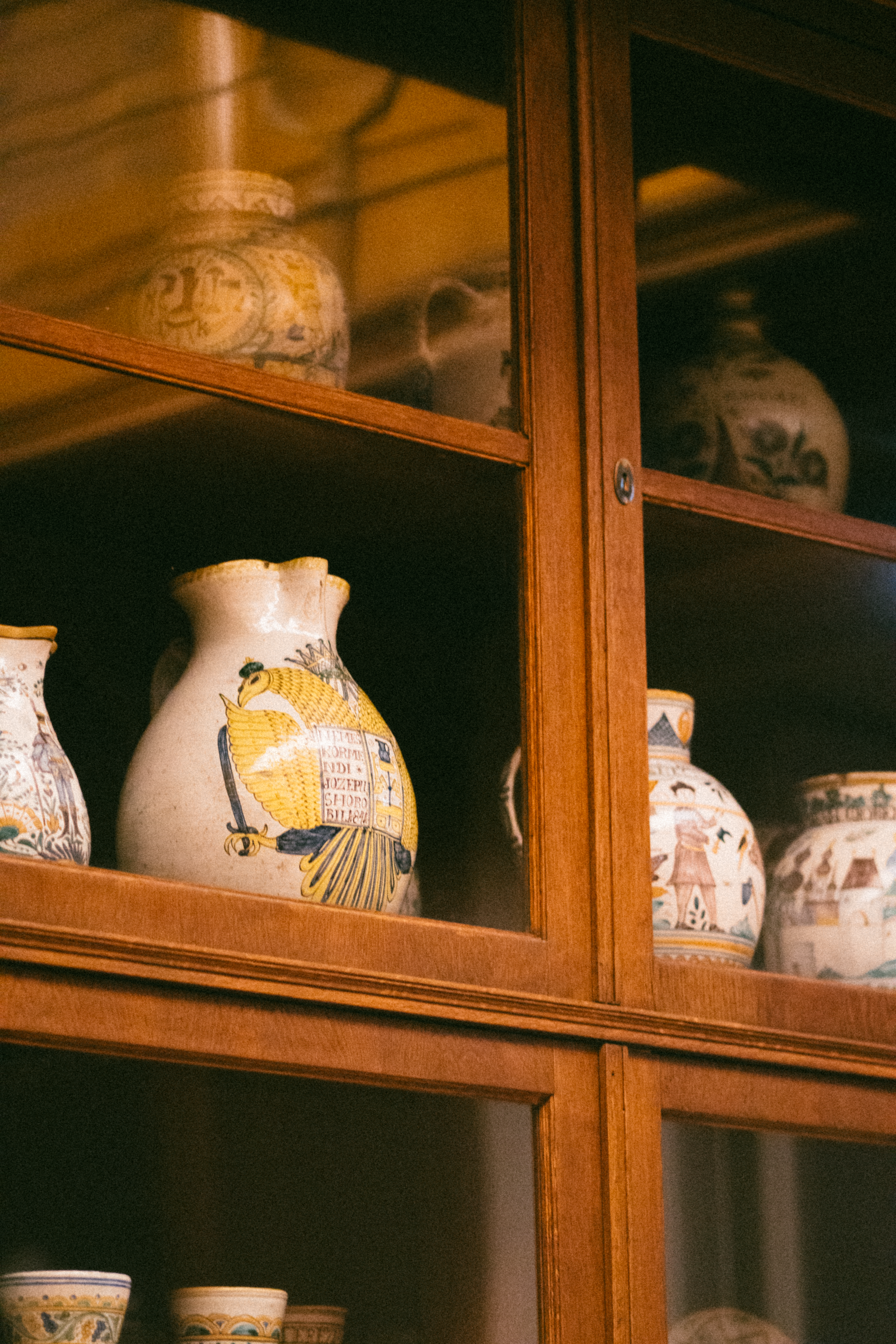 A display case with many different types of pottery · Free Stock Photo
