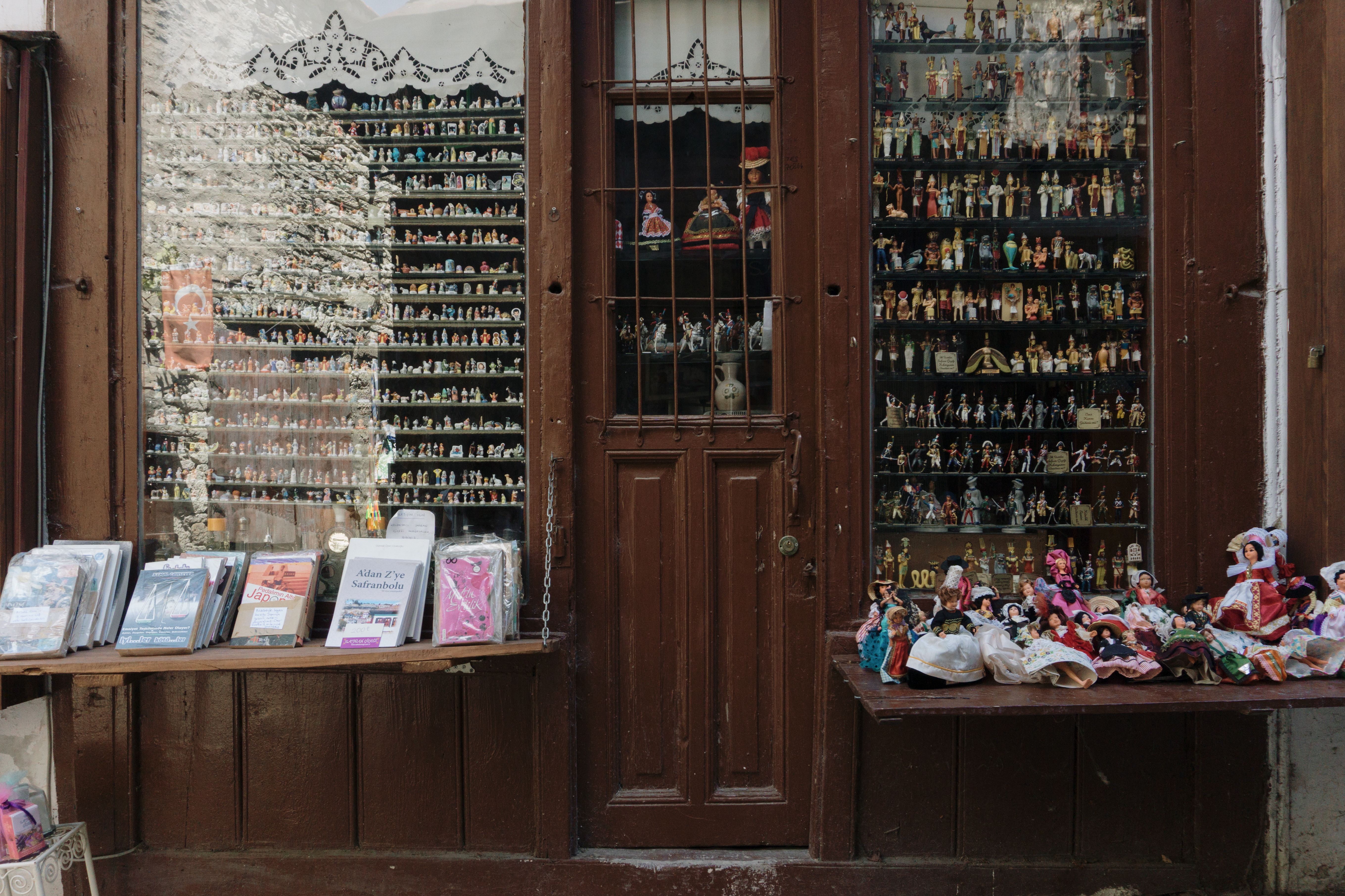 A shop with many different items on display · Free Stock Photo
