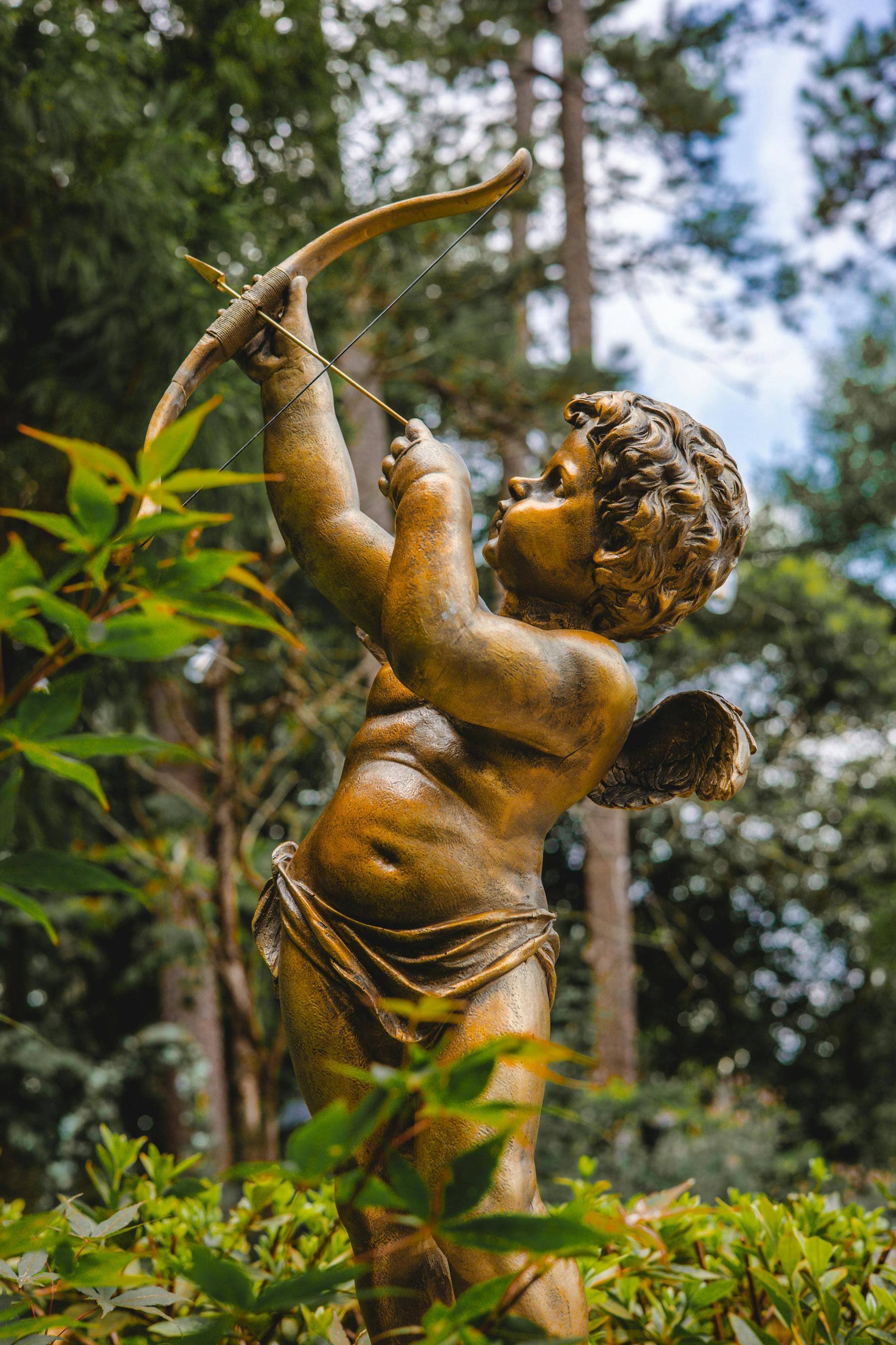 Bow To Kim Statue Photos, Download The BEST Free Bow To Kim Statue ...