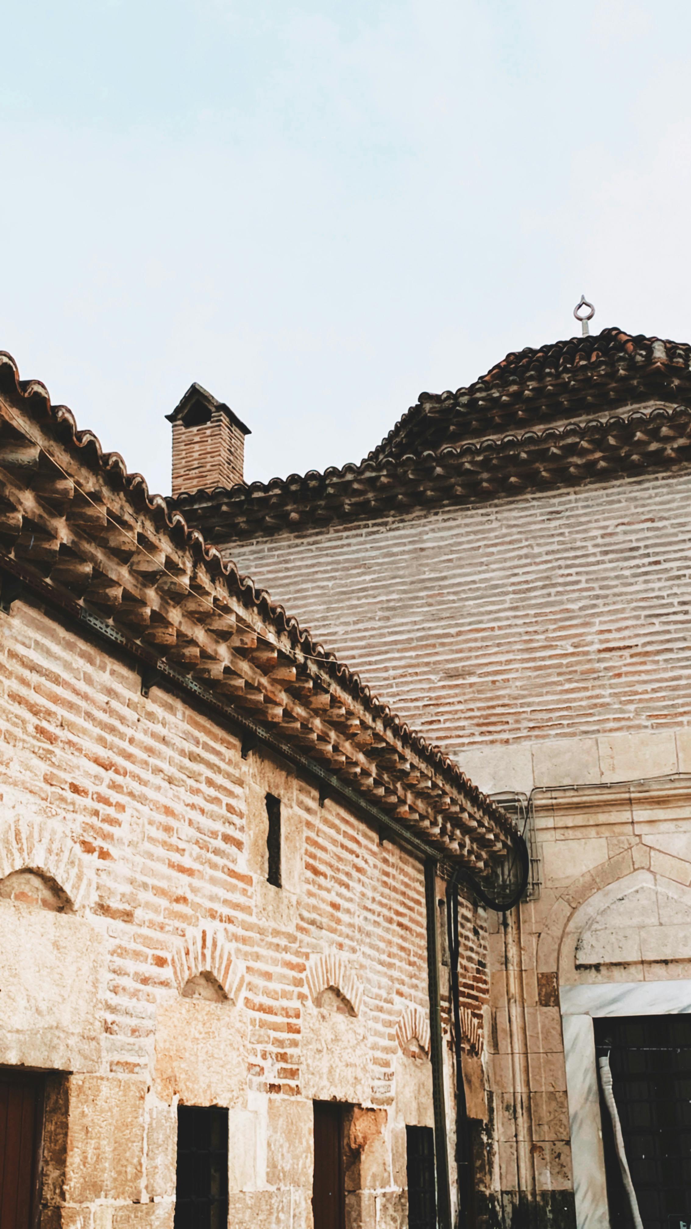 Old brick building · Free Stock Photo