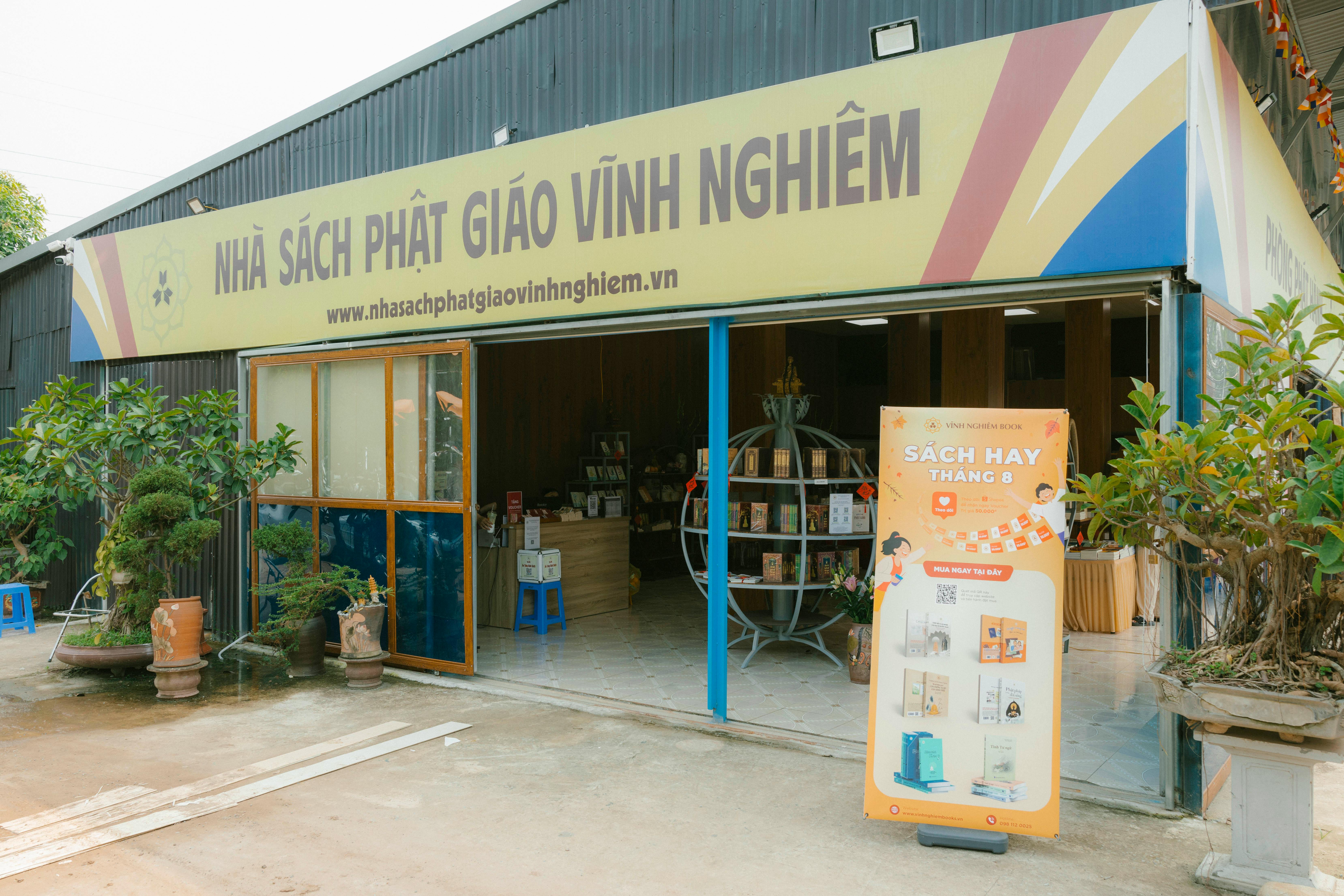 A store front with a sign that says vietnam hong pho · Free Stock Photo