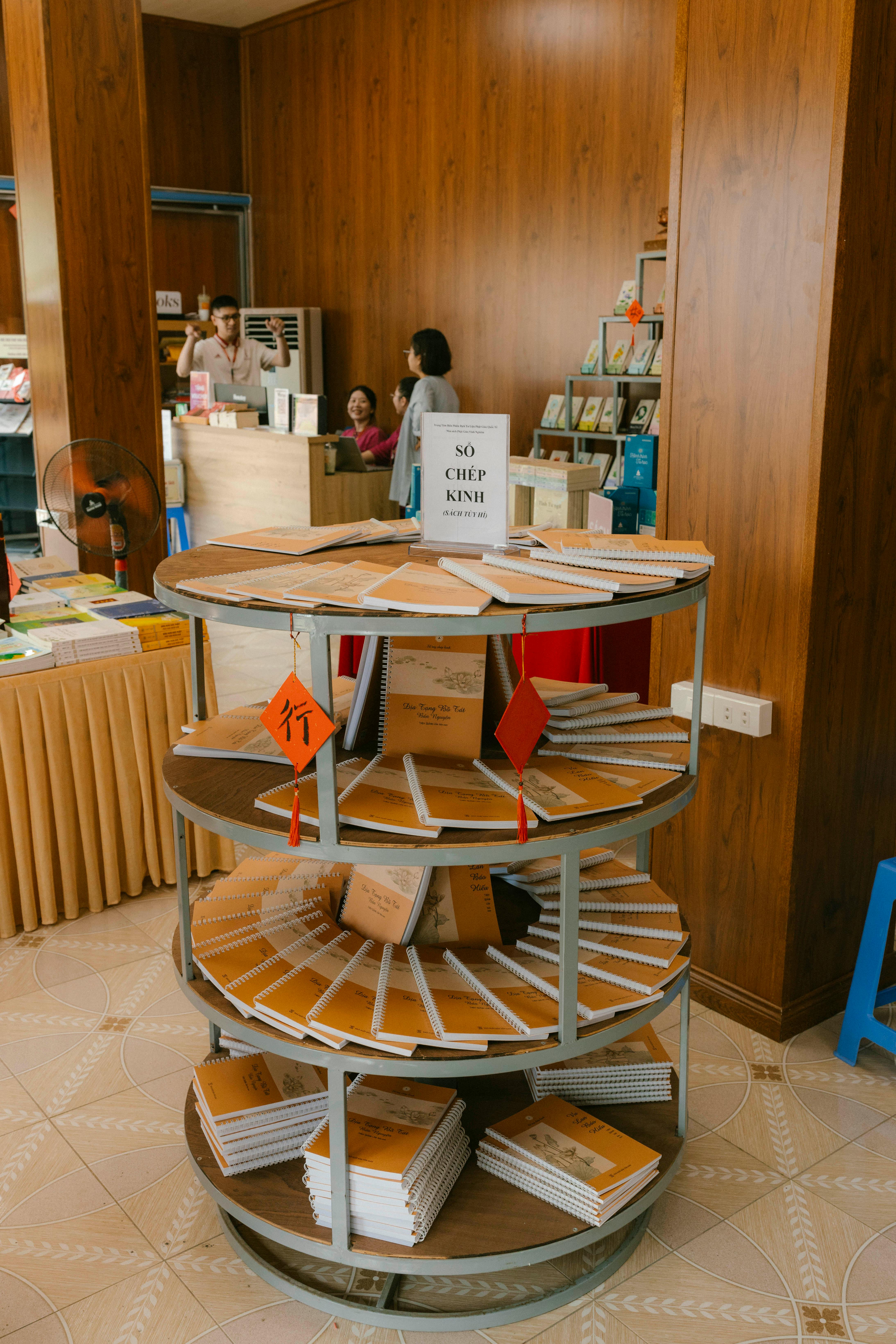 A book store with a circular table and books · Free Stock Photo