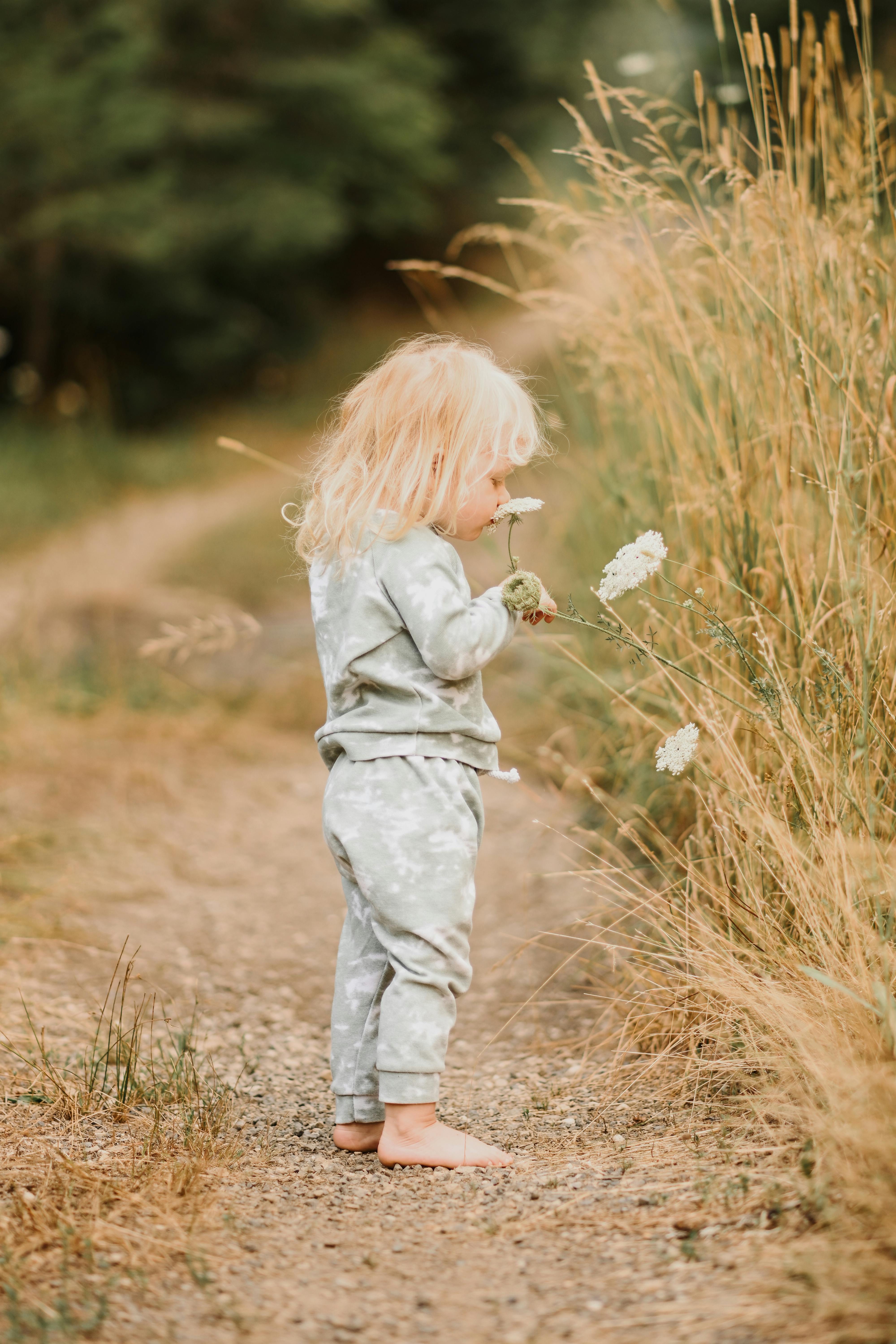 Kostnadsfri bild av anläggning, äventyr, barfota, barn, barndom, blont ...