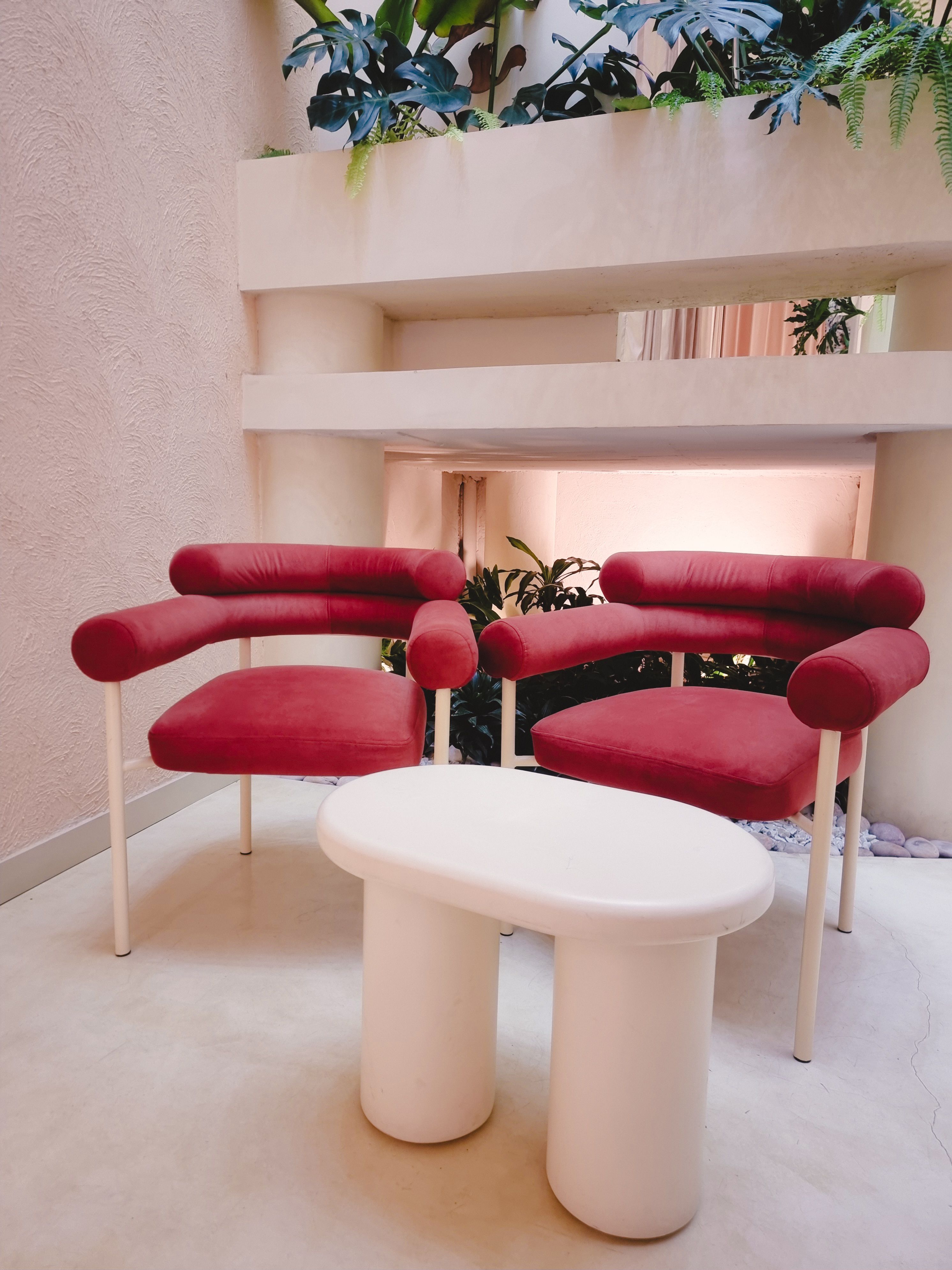 Two red chairs and a table in a room · Free Stock Photo