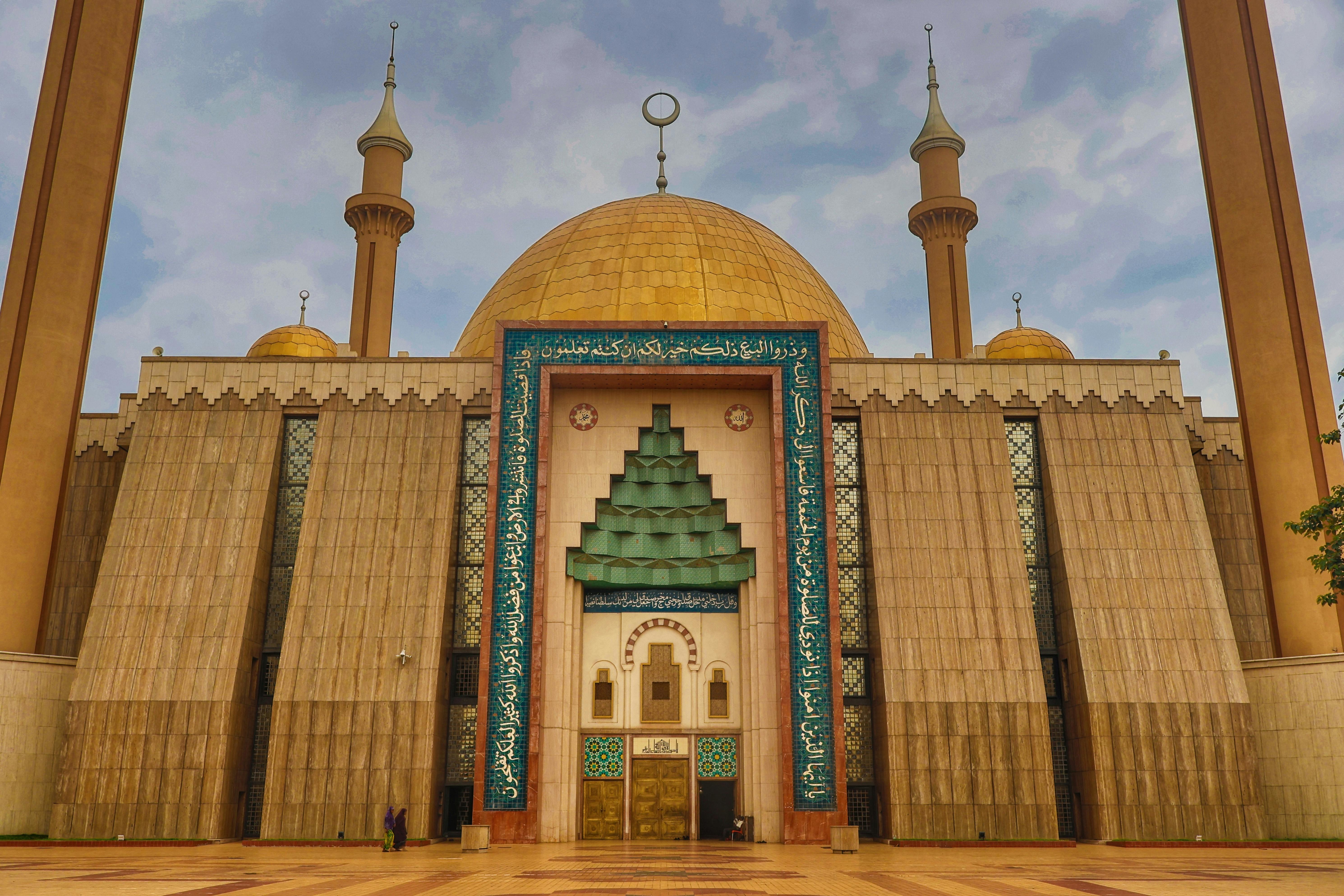 White and Blue Concrete Mosque · Free Stock Photo