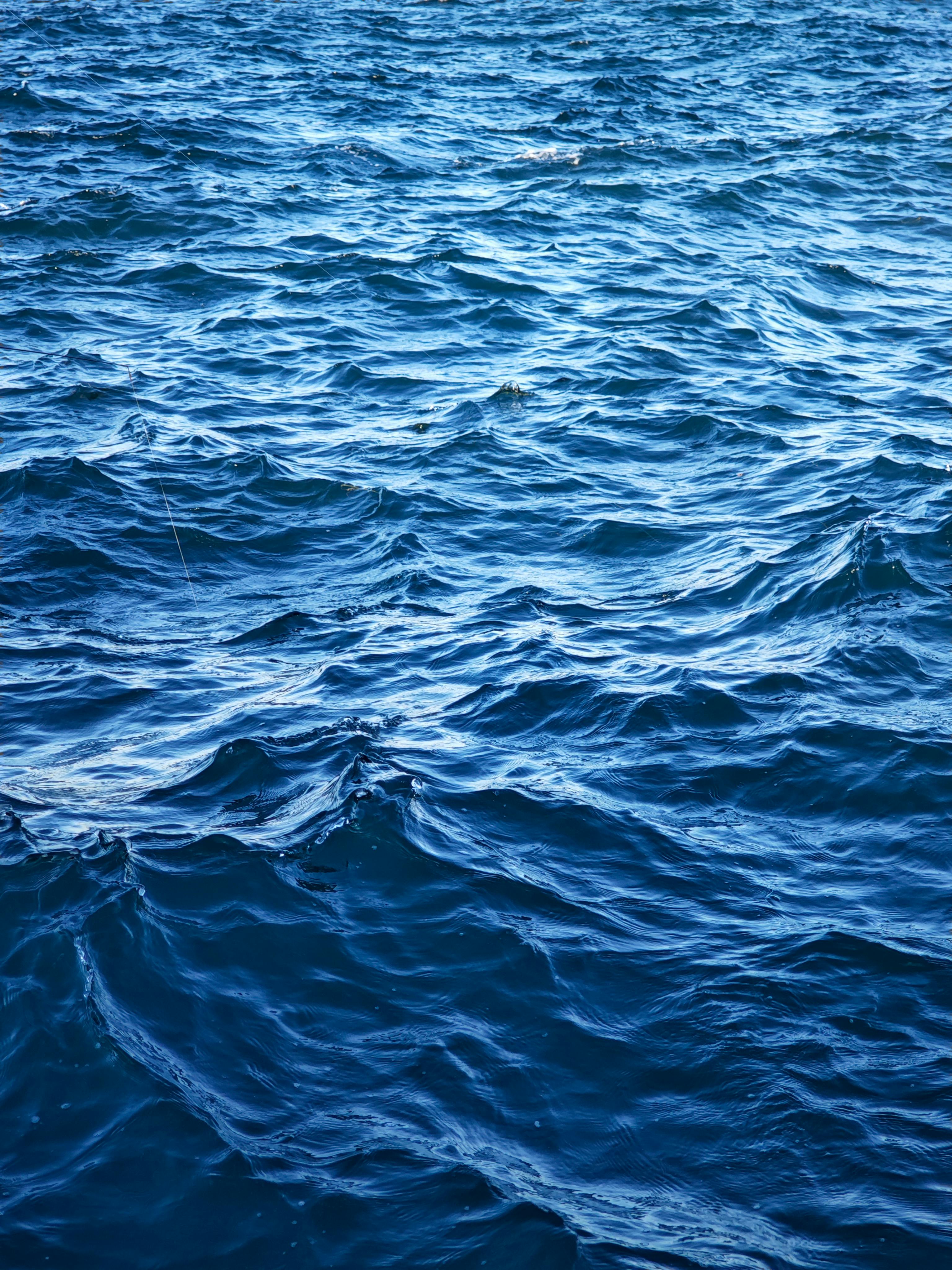 A close up of the ocean water with waves · Free Stock Photo