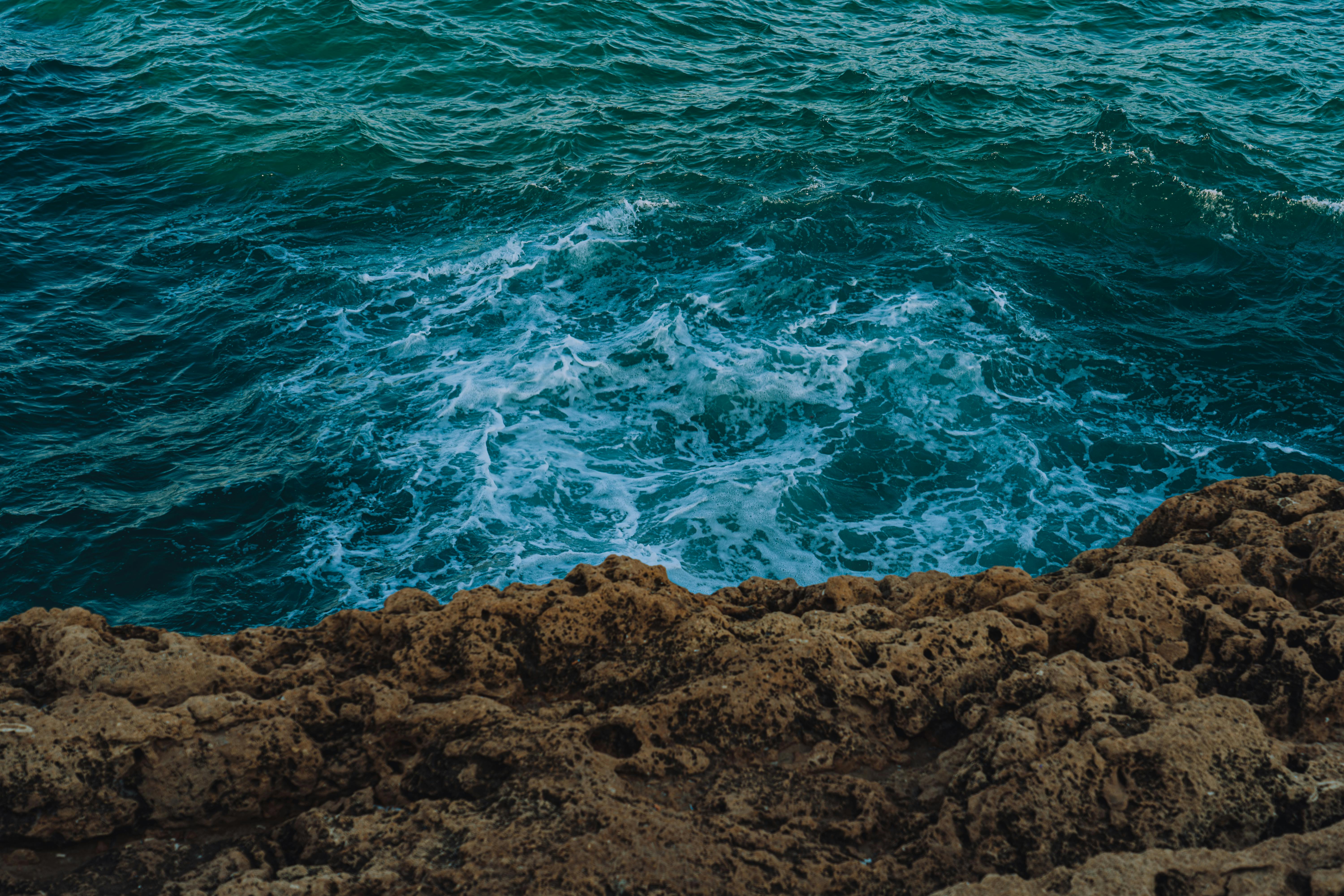 A view of the ocean from the shore · Free Stock Photo