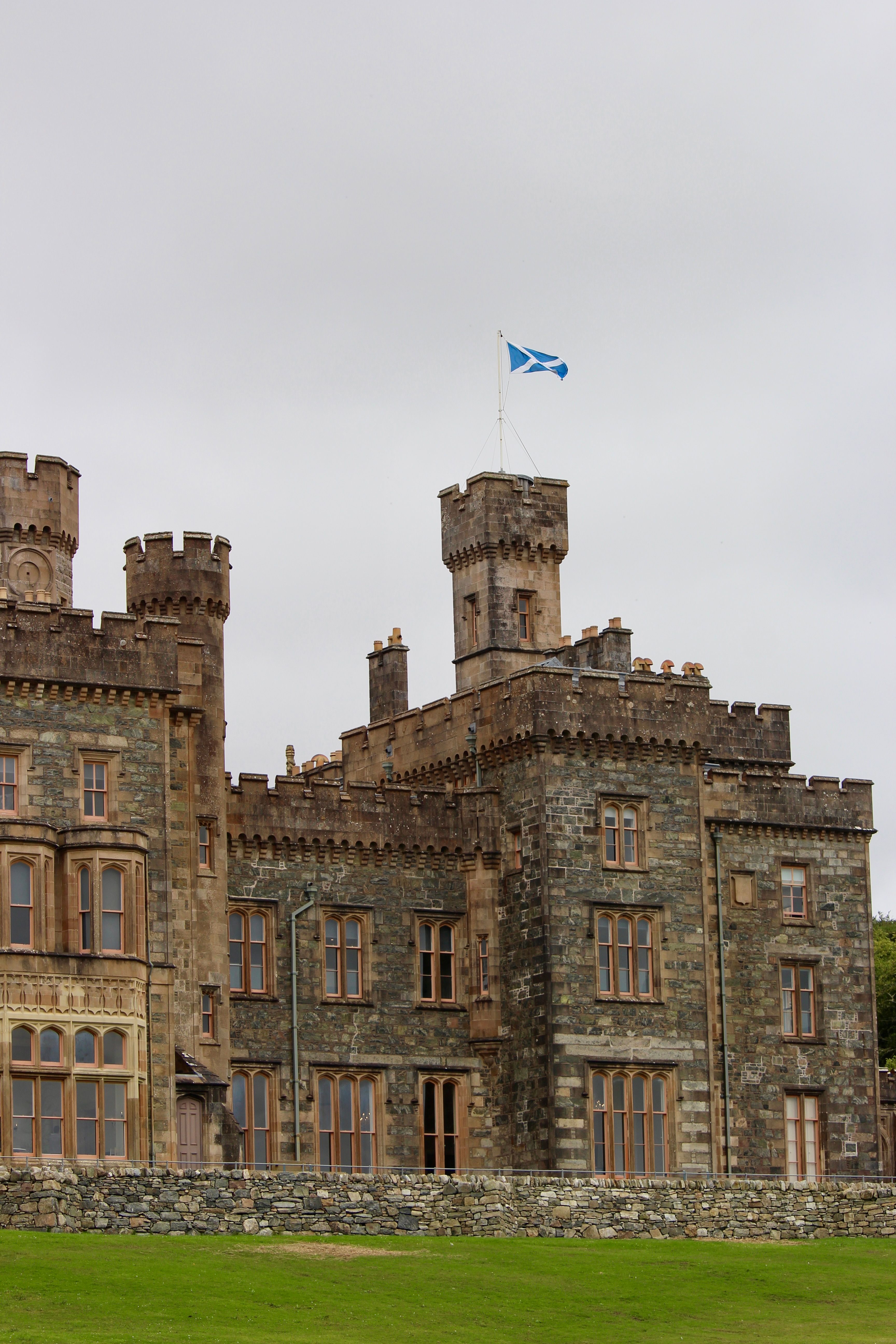 A castle with a flag flying in the air · Free Stock Photo