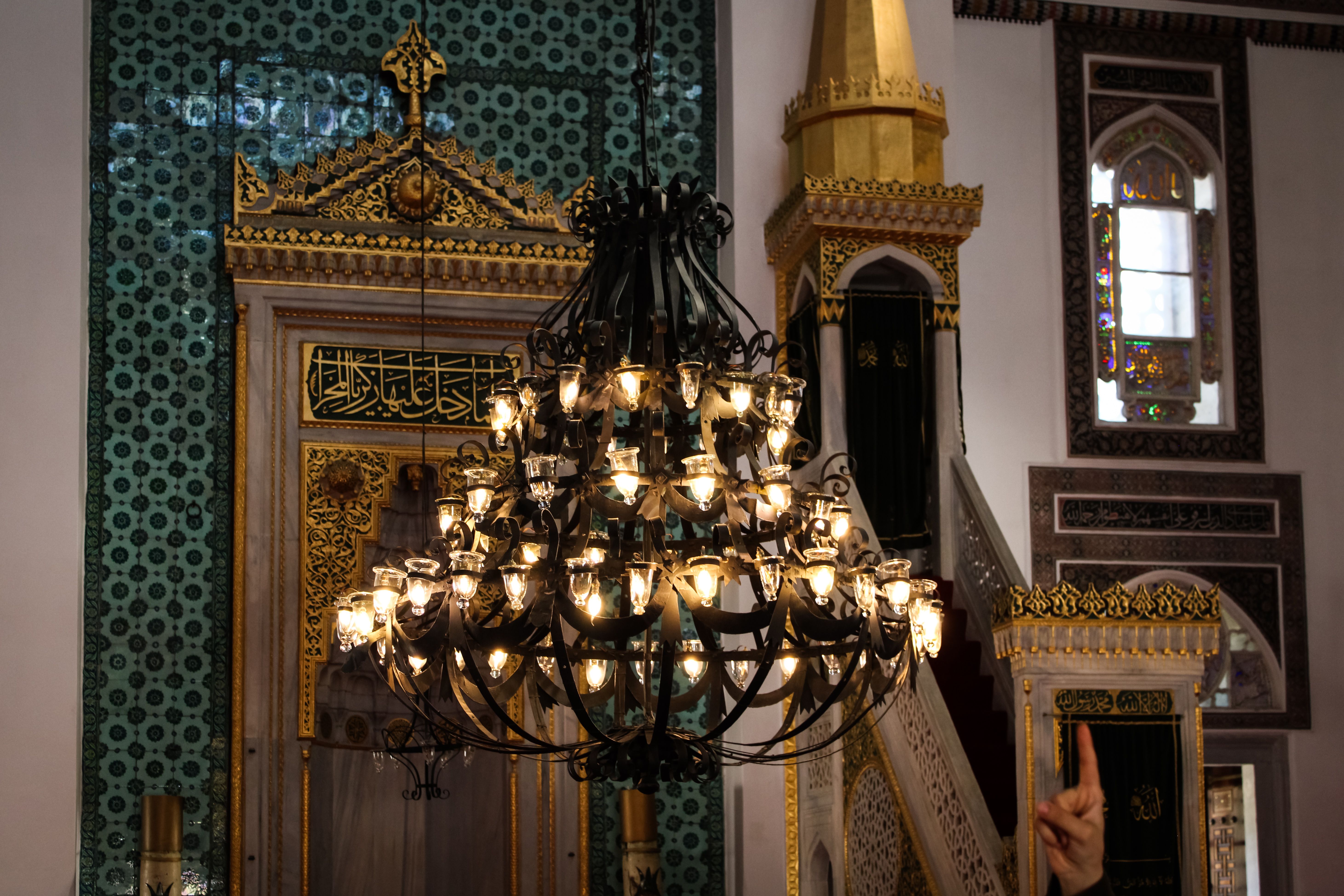 A chandelier hanging from the ceiling in a mosque · Free Stock Photo