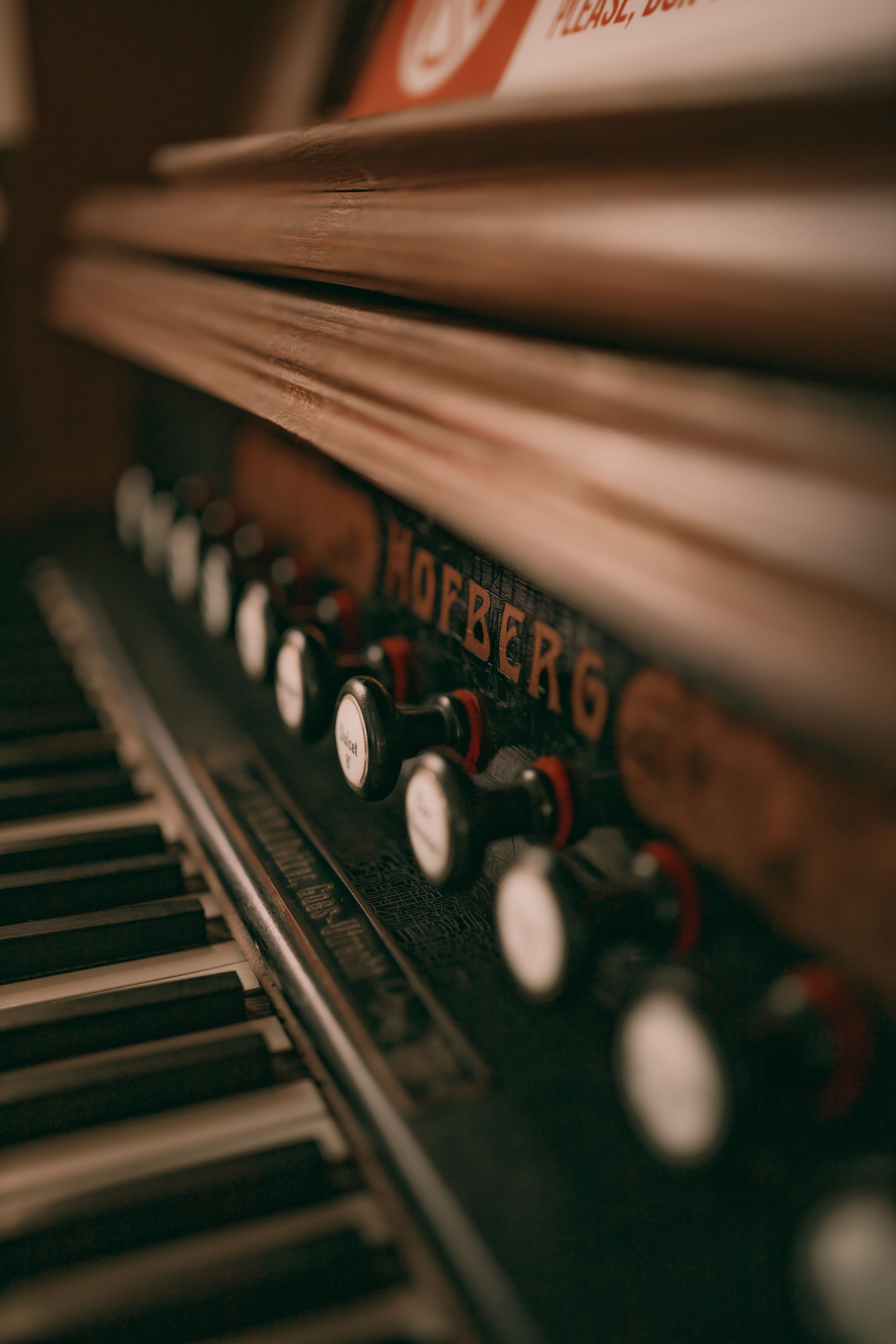 An old organ with buttons and knobs · Free Stock Photo