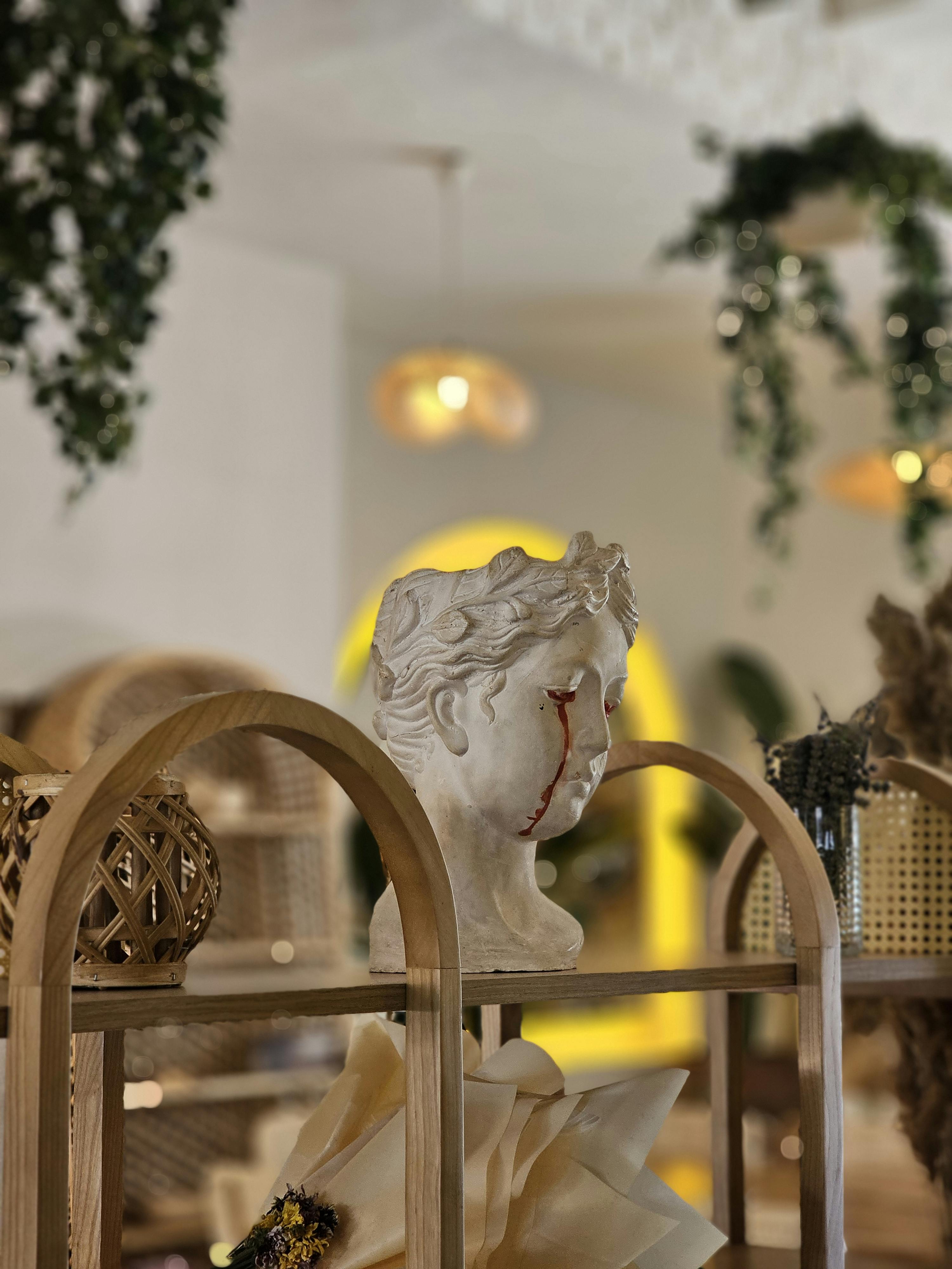 Sad statue · Free Stock Photo