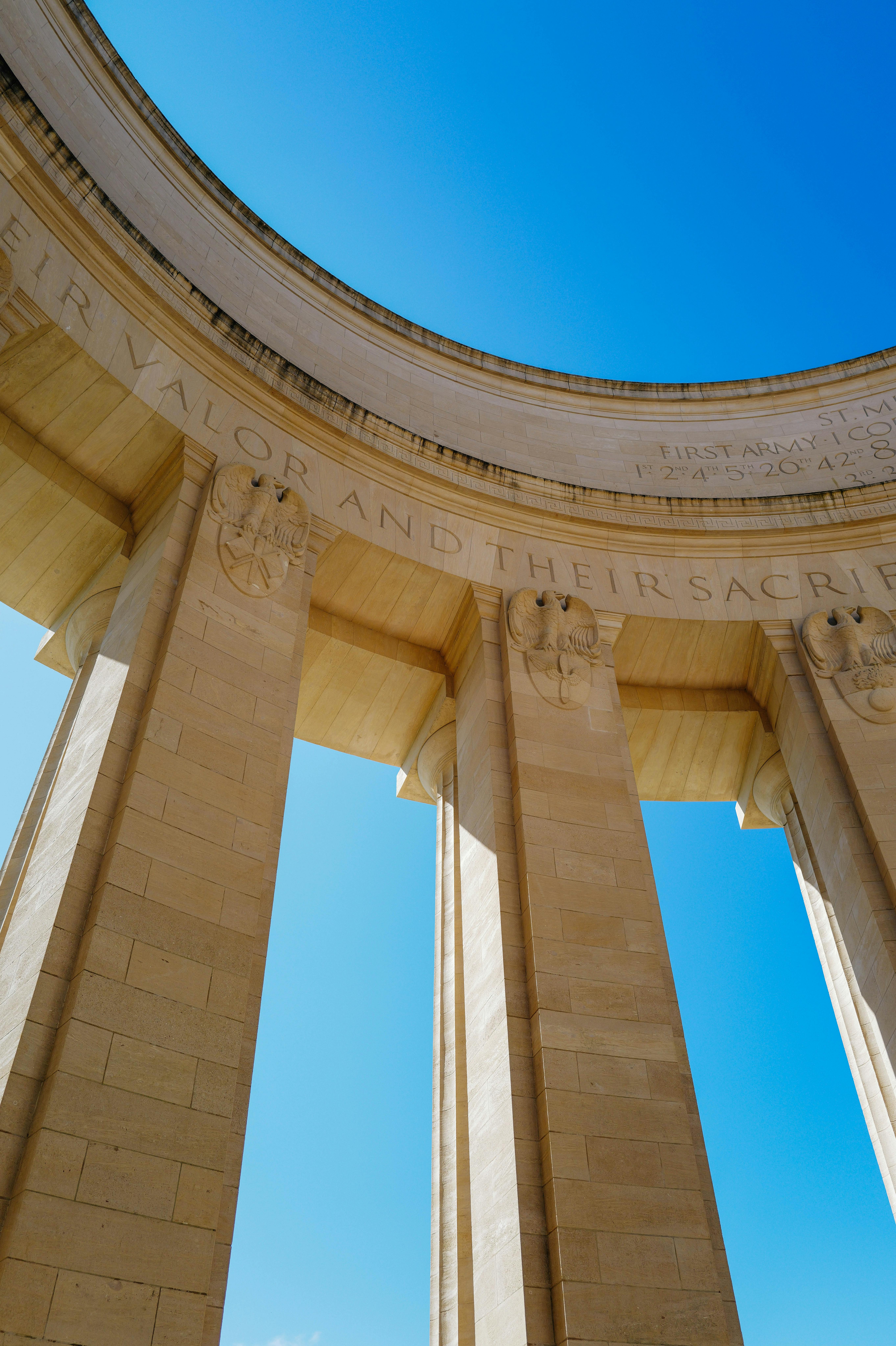 The top of a monument with columns and a blue sky · Free Stock Photo