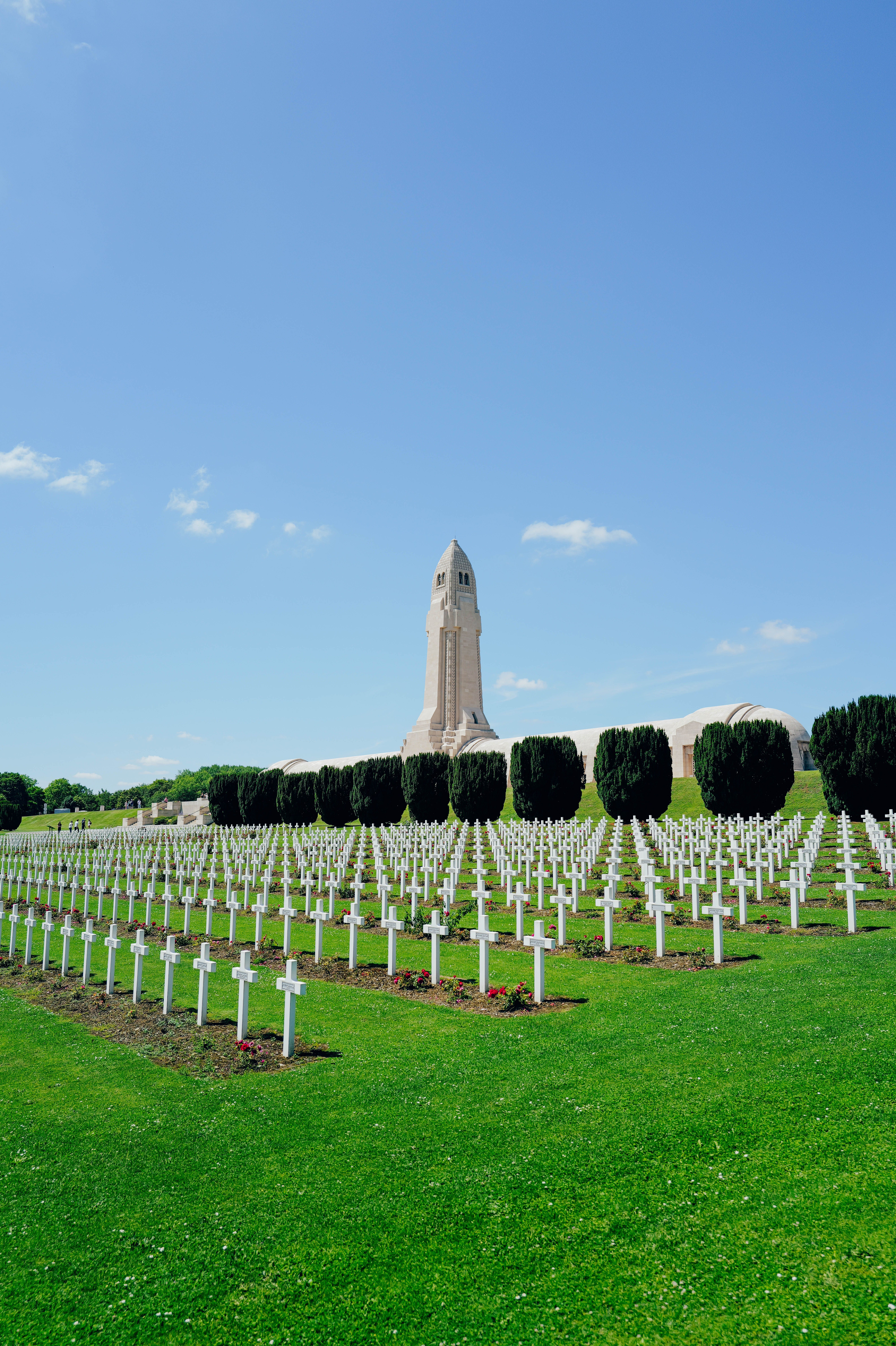 The tomb of the unknown soldier in the middle of a field · Free Stock Photo
