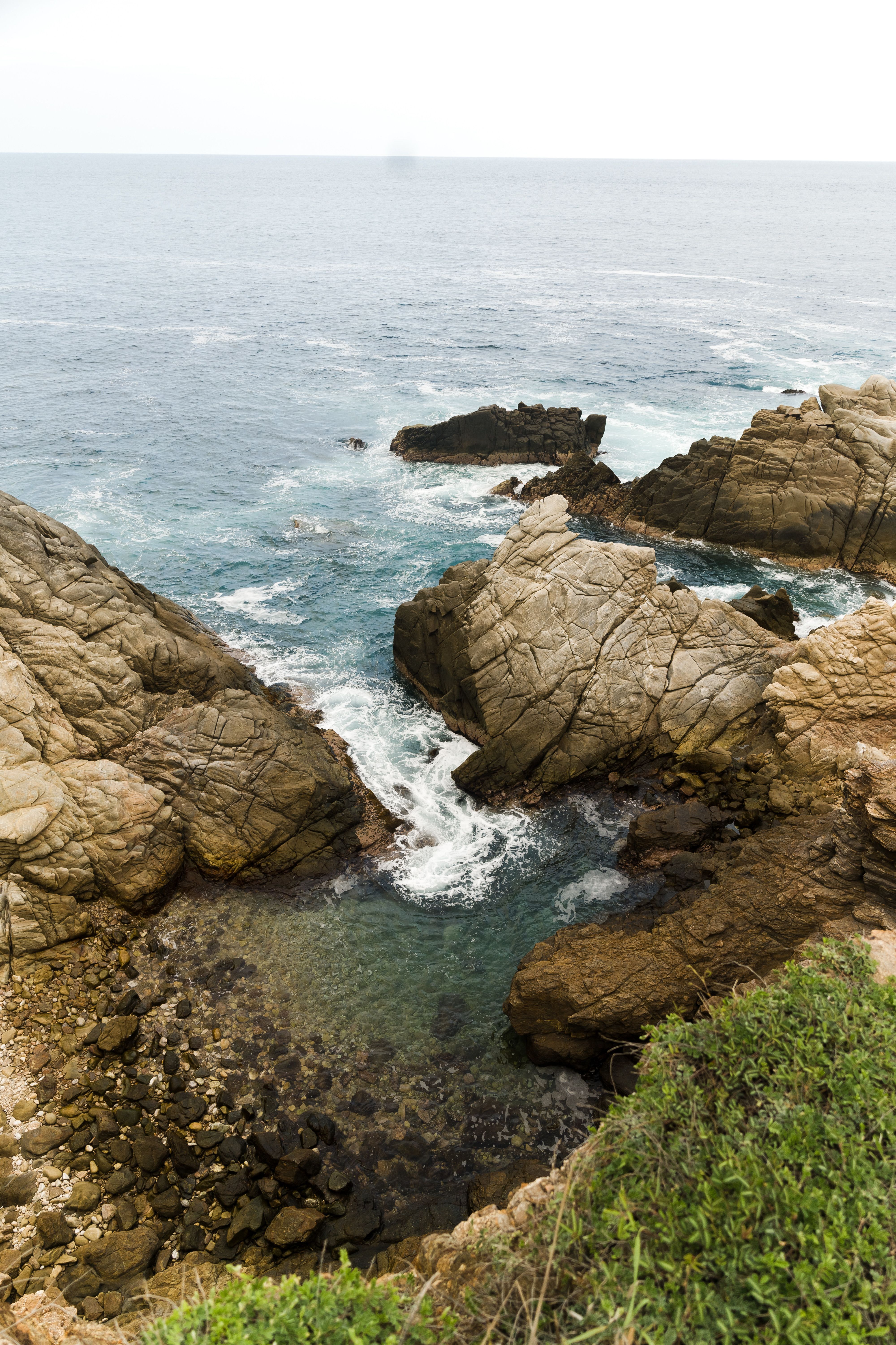 A view of the ocean from a cliff · Free Stock Photo
