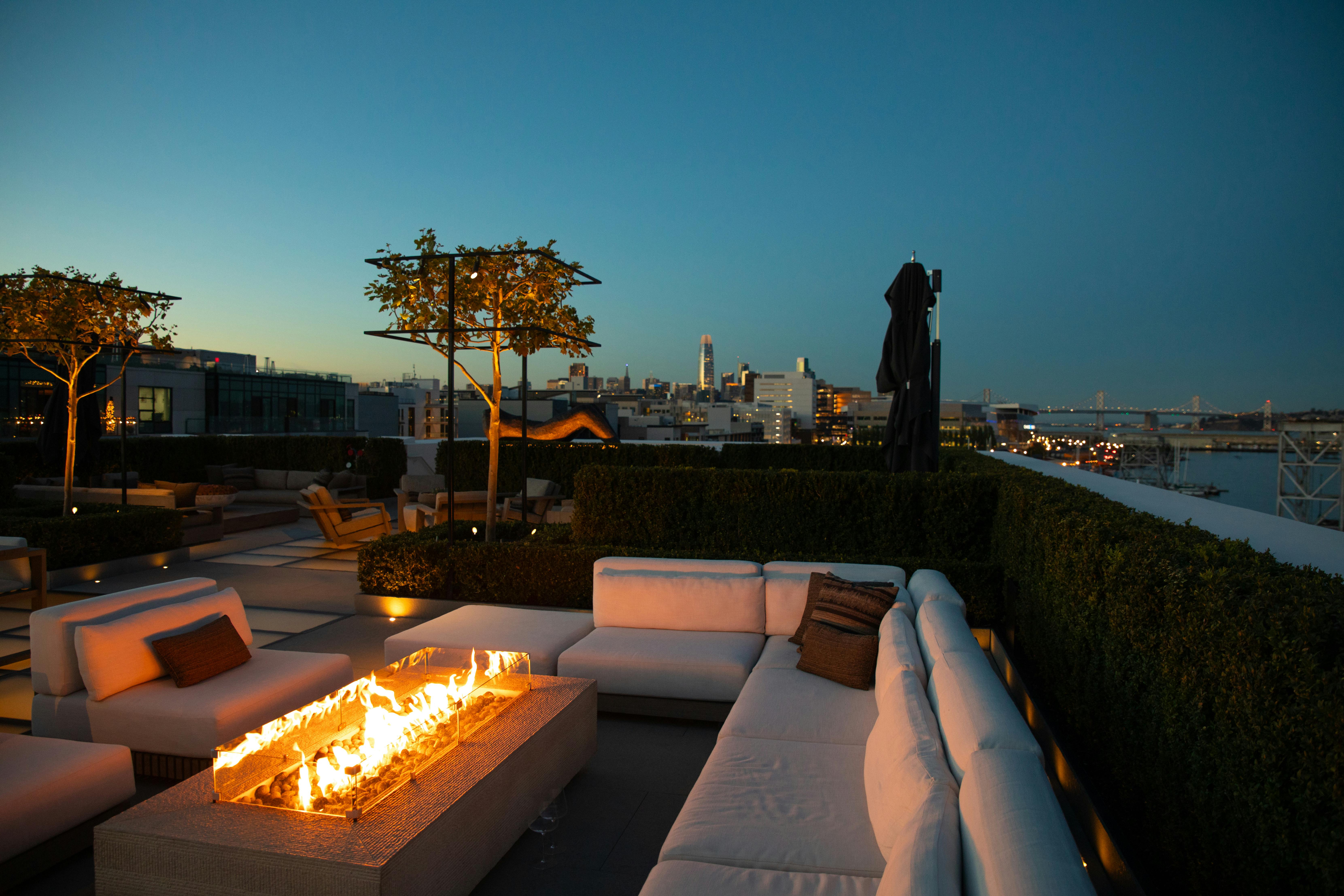 Rooftop Fire Pit with San Francisco Skyline at Twilight · Free Stock Photo