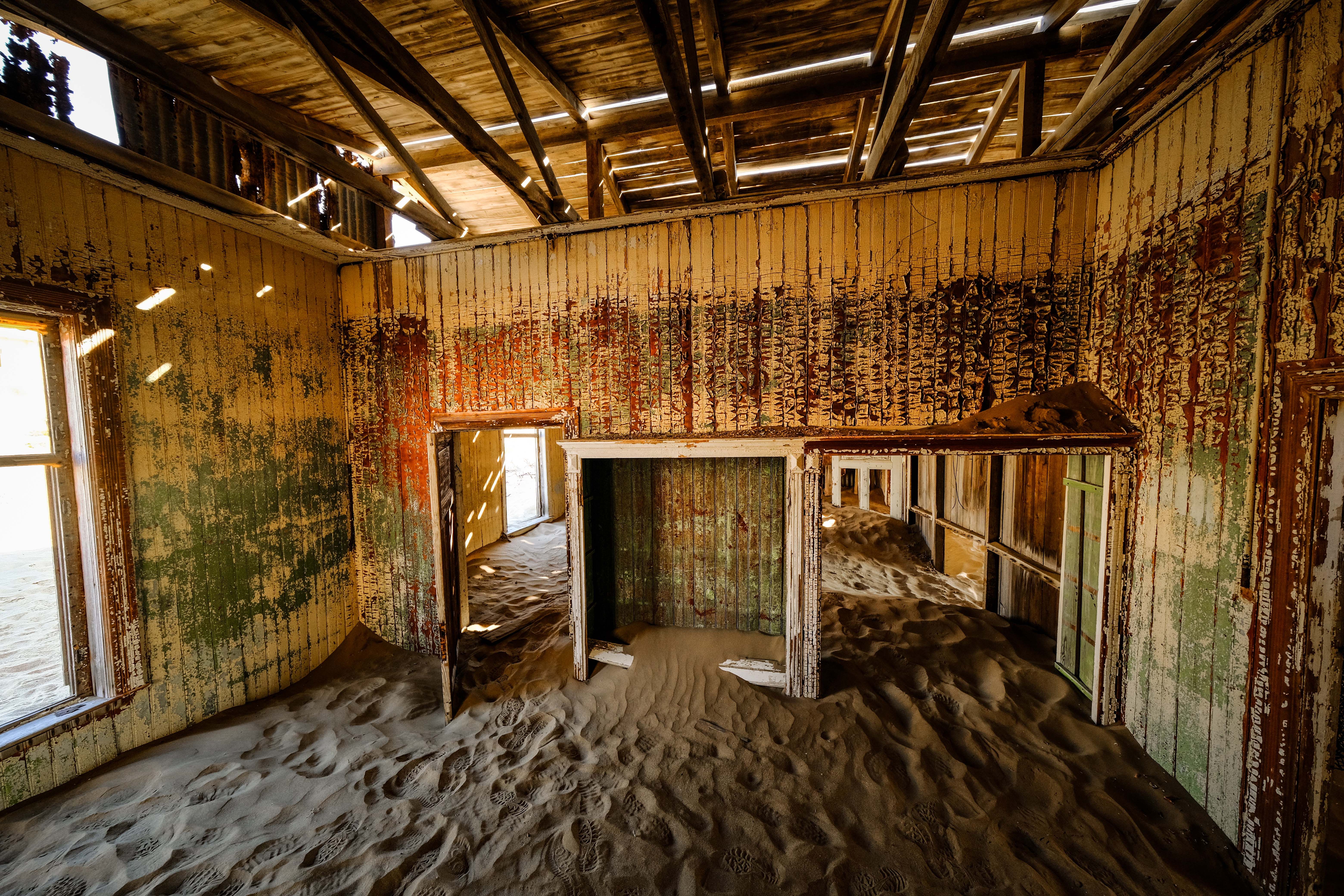 A room with sand in it and a door · Free Stock Photo