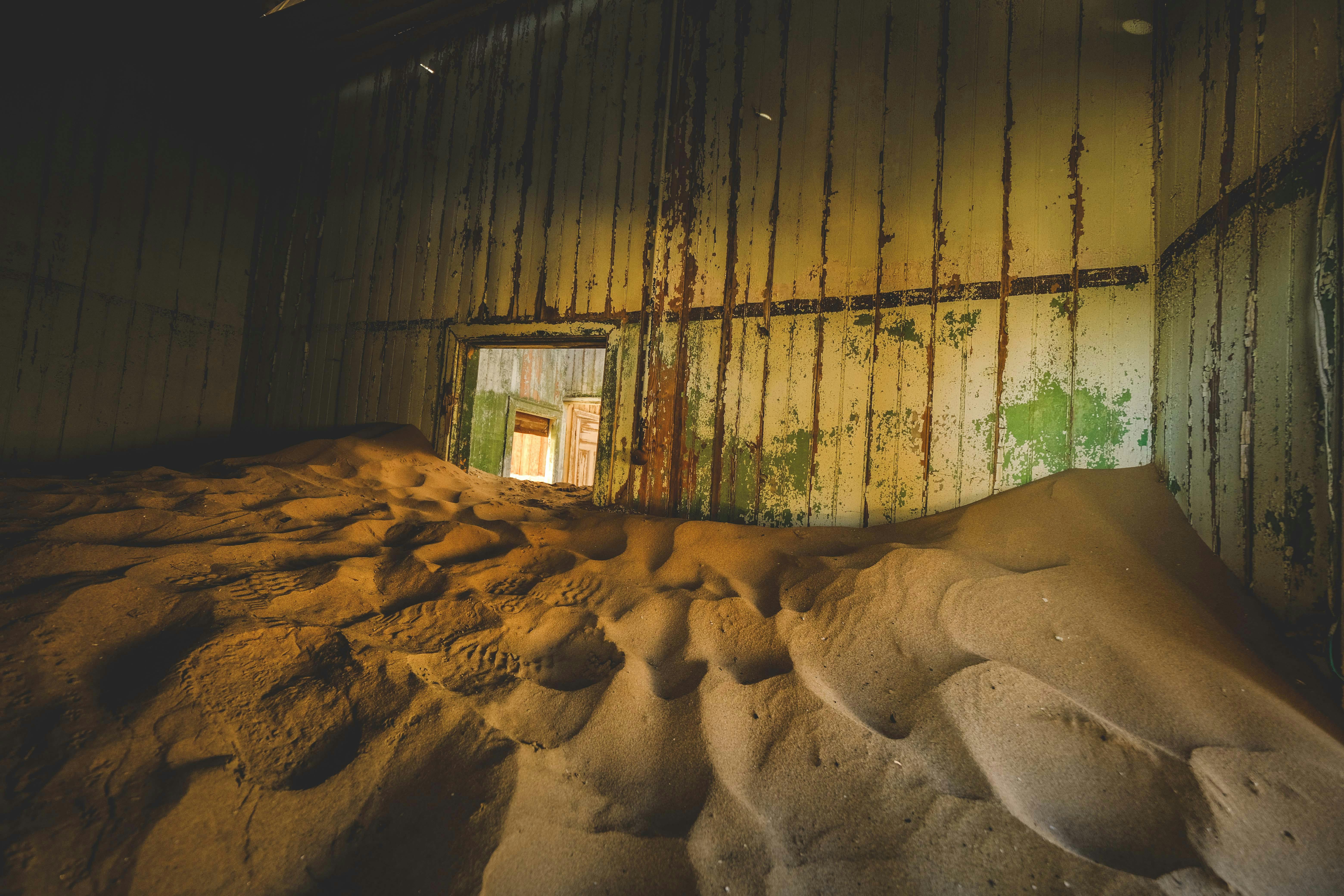 A room with sand in it and a door · Free Stock Photo
