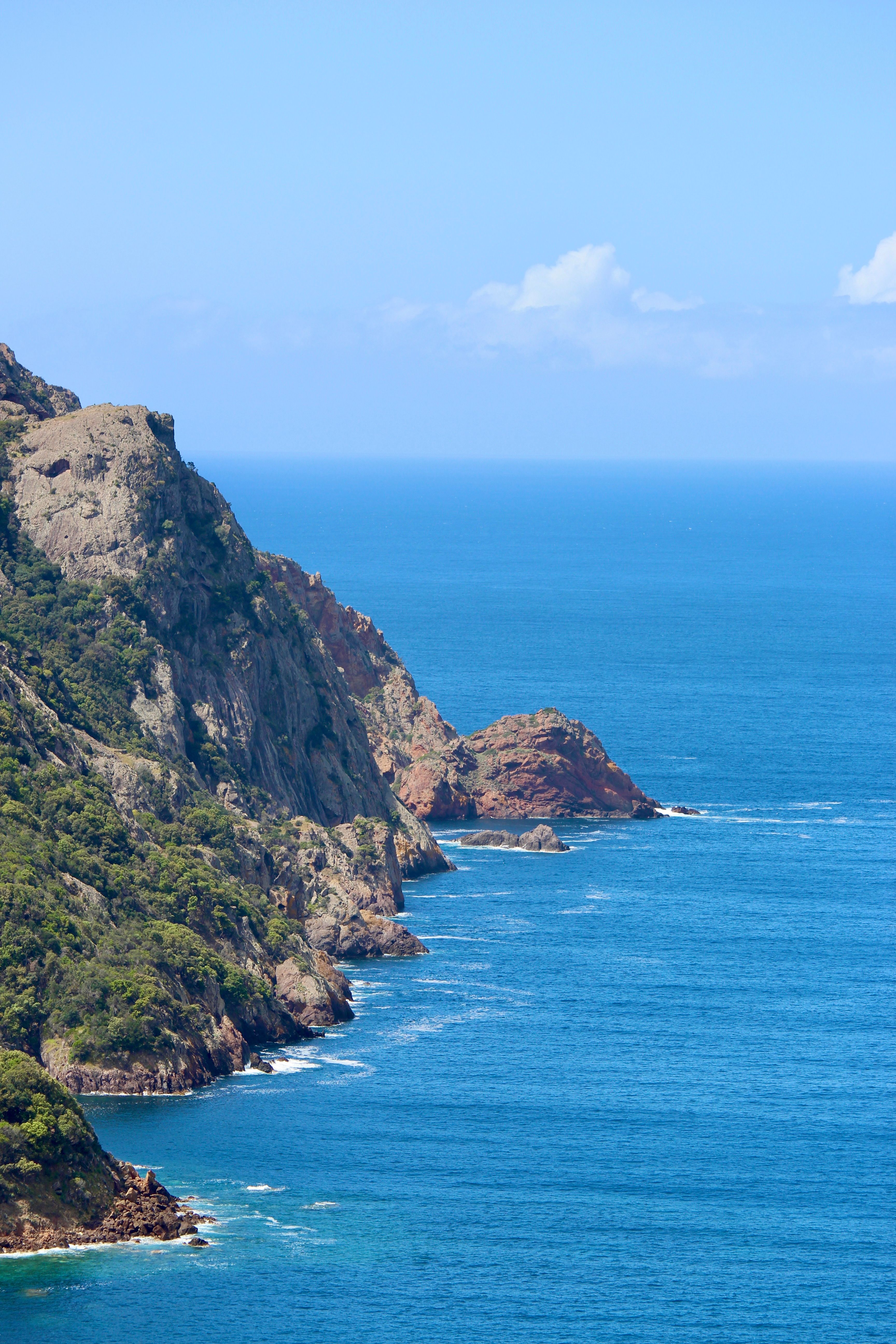 A view of the ocean and cliffs from a hill · Free Stock Photo