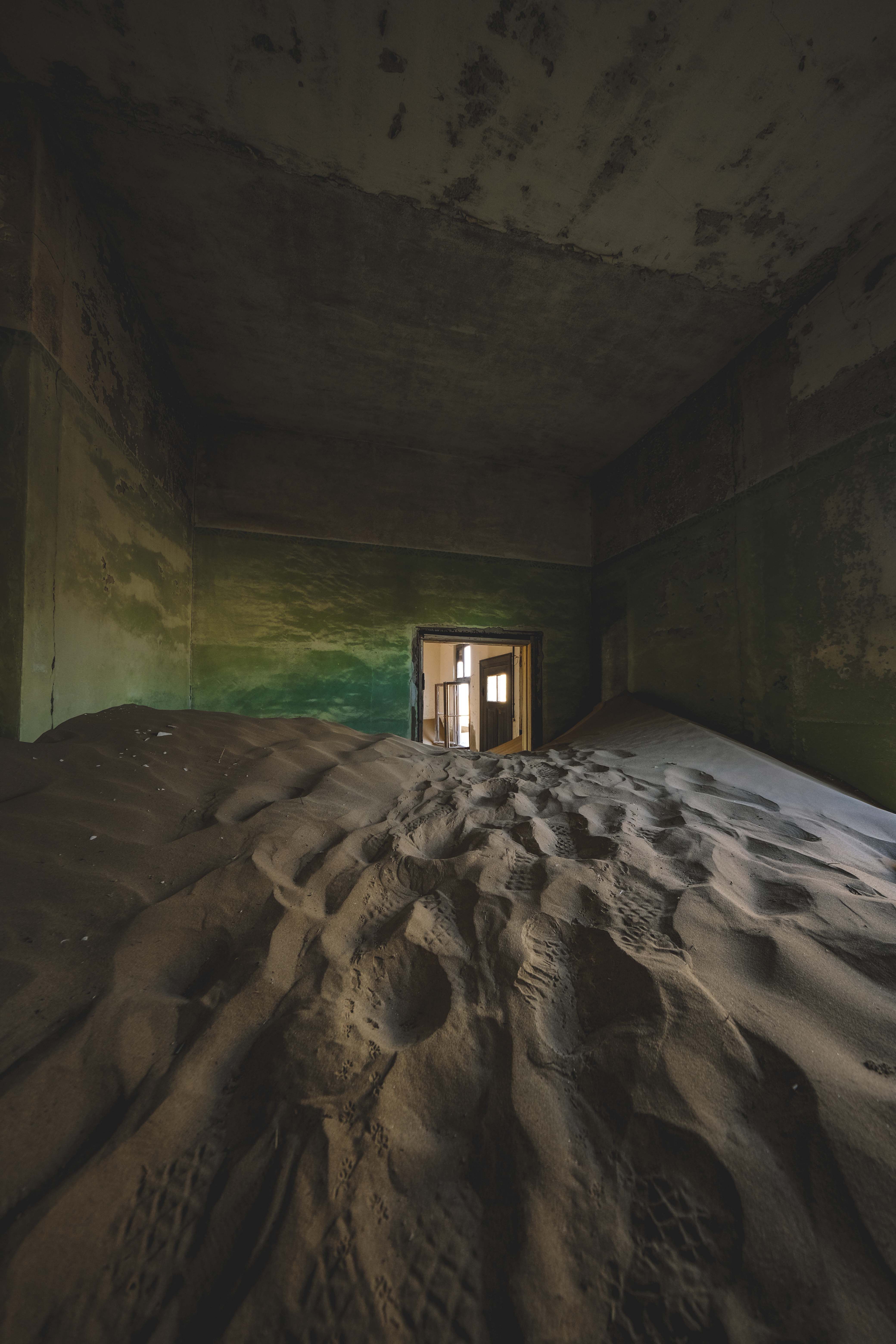 A room with sand in it and a door · Free Stock Photo