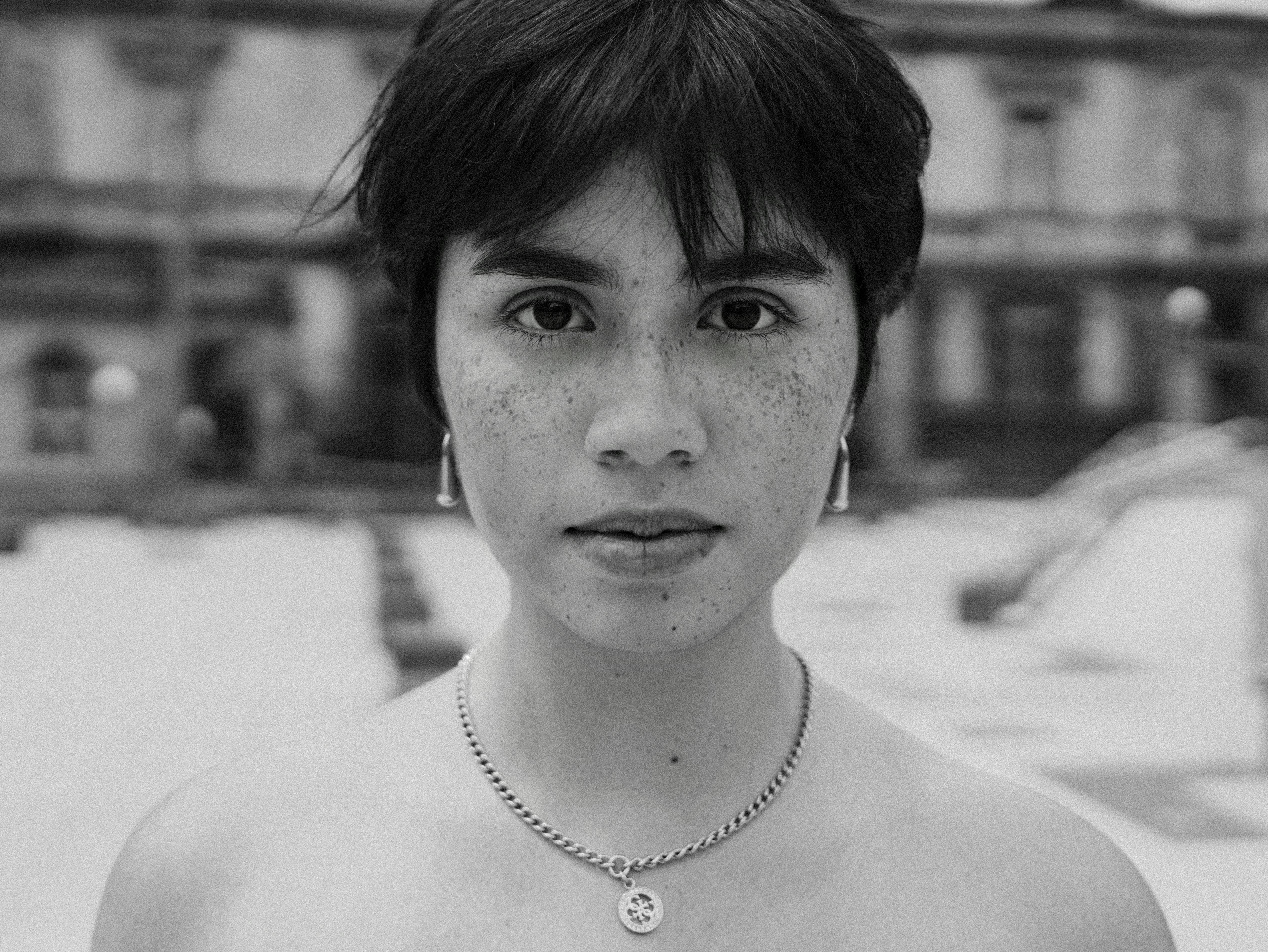Retrato En Blanco Y Negro De Una Mujer Con Pecas · Foto de stock gratuita