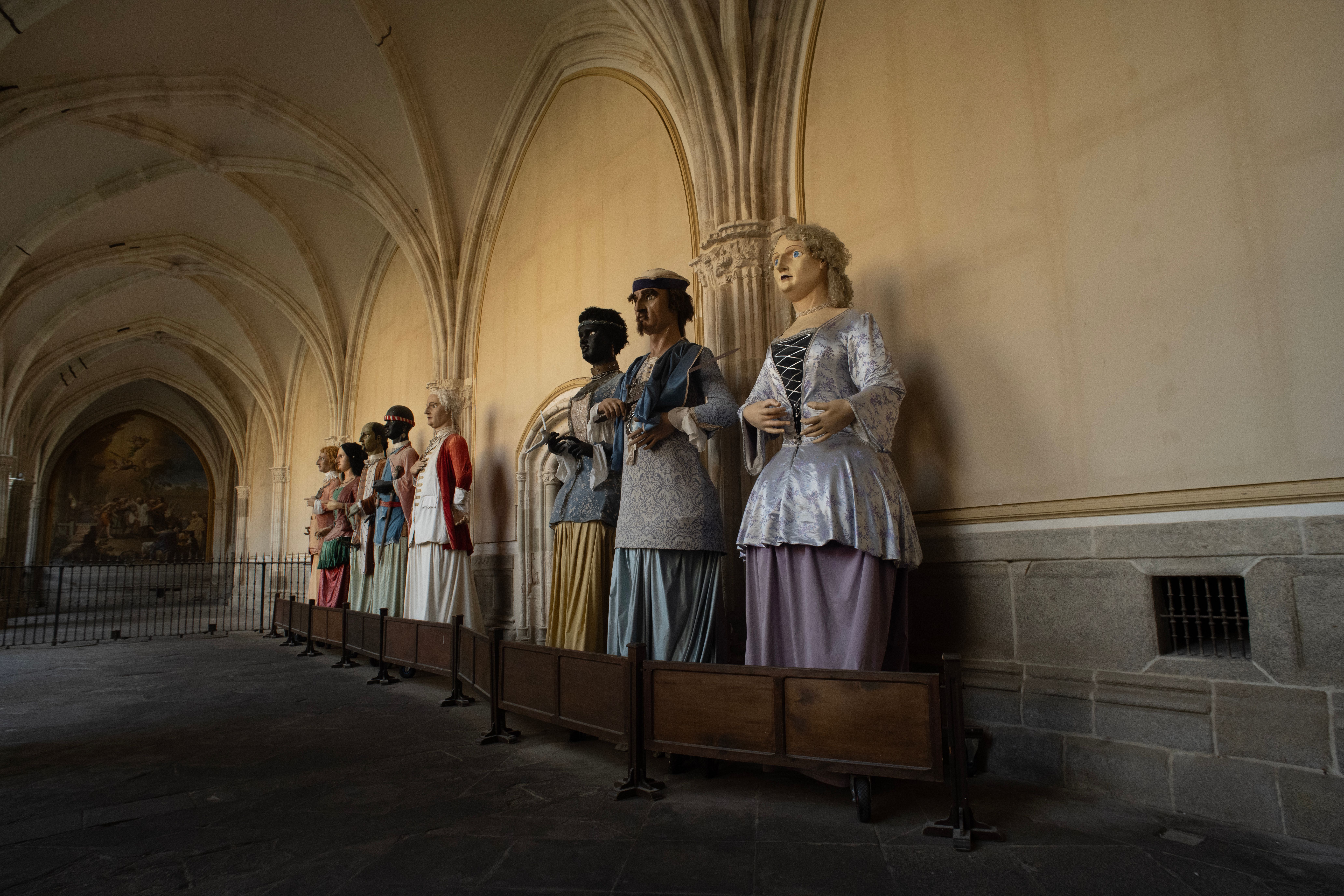 A group of statues in a hallway lined with stone · Free Stock Photo