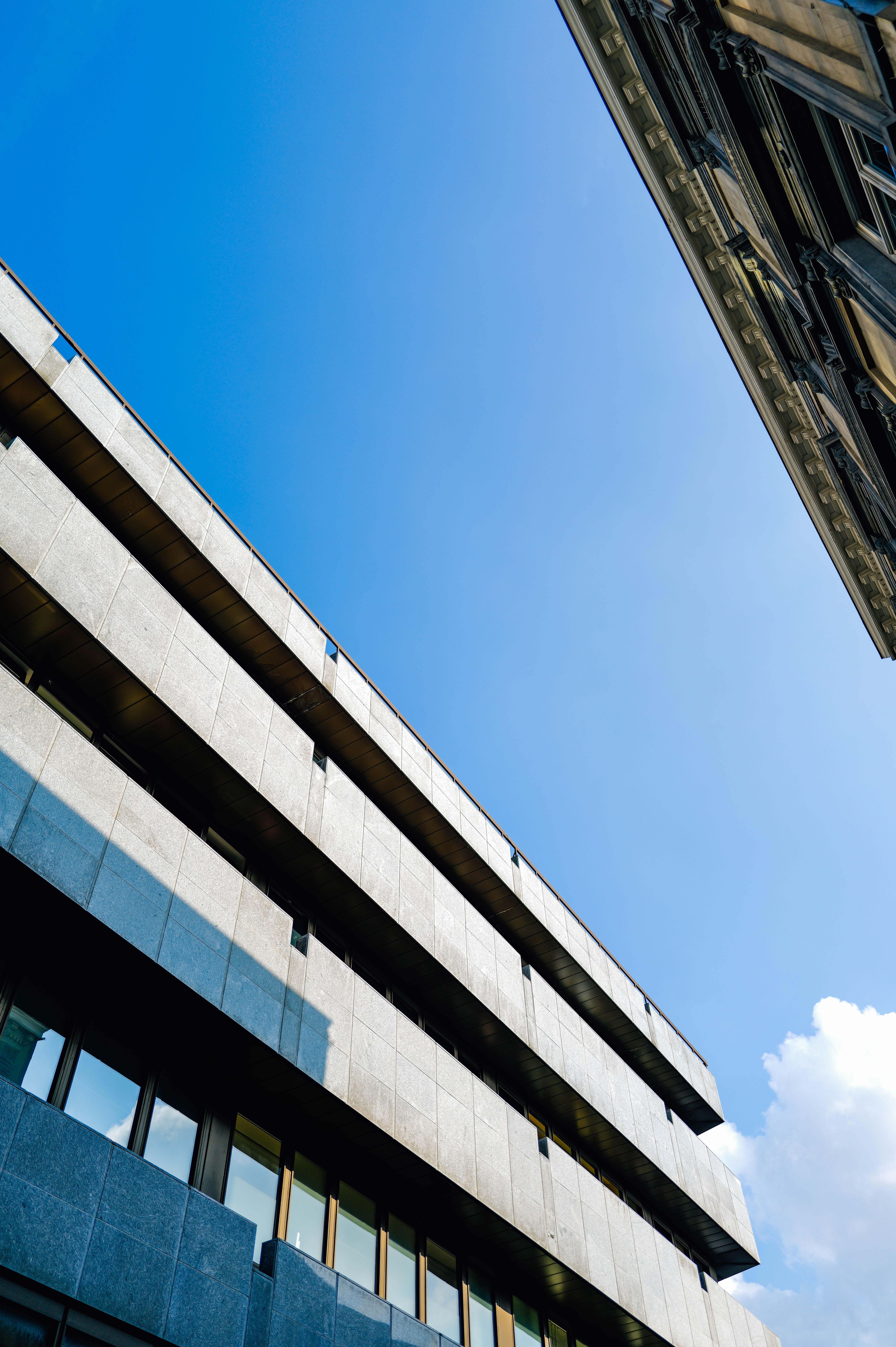 A building with a blue sky and a blue sky · Free Stock Photo