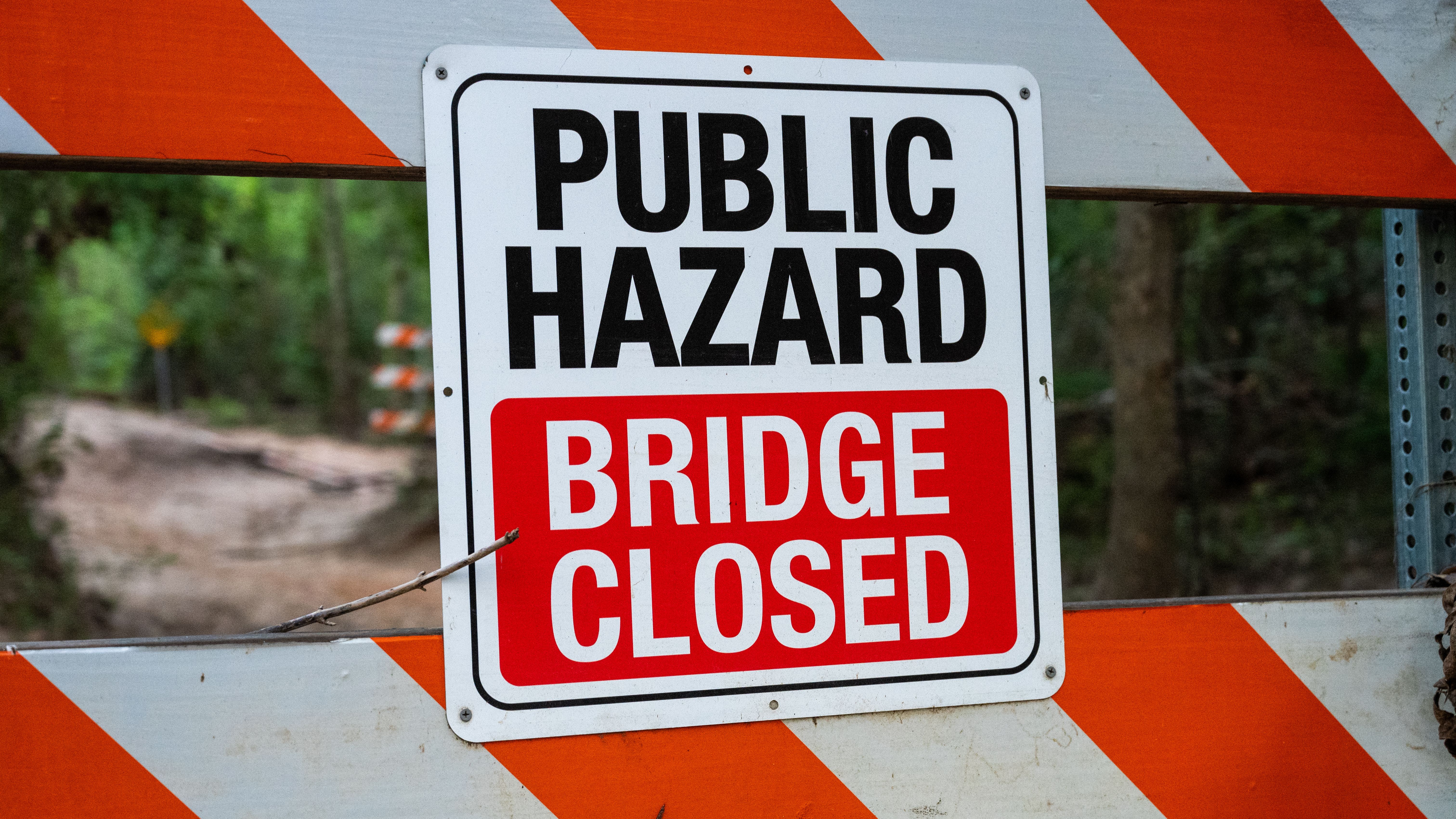 A sign that says public hazard bridge closed · Free Stock Photo