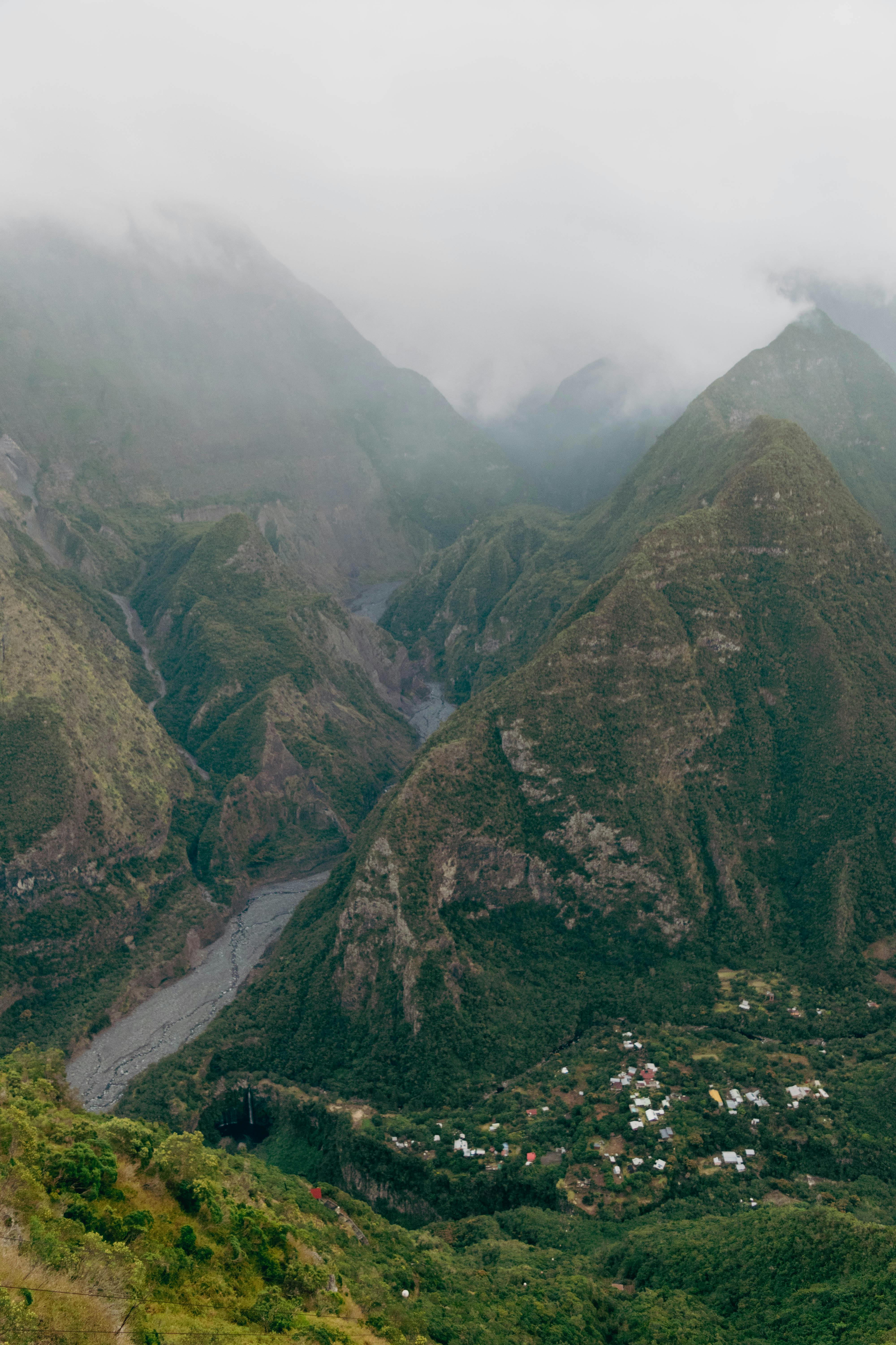 A view of a valley and mountains from a mountain top · Free Stock Photo