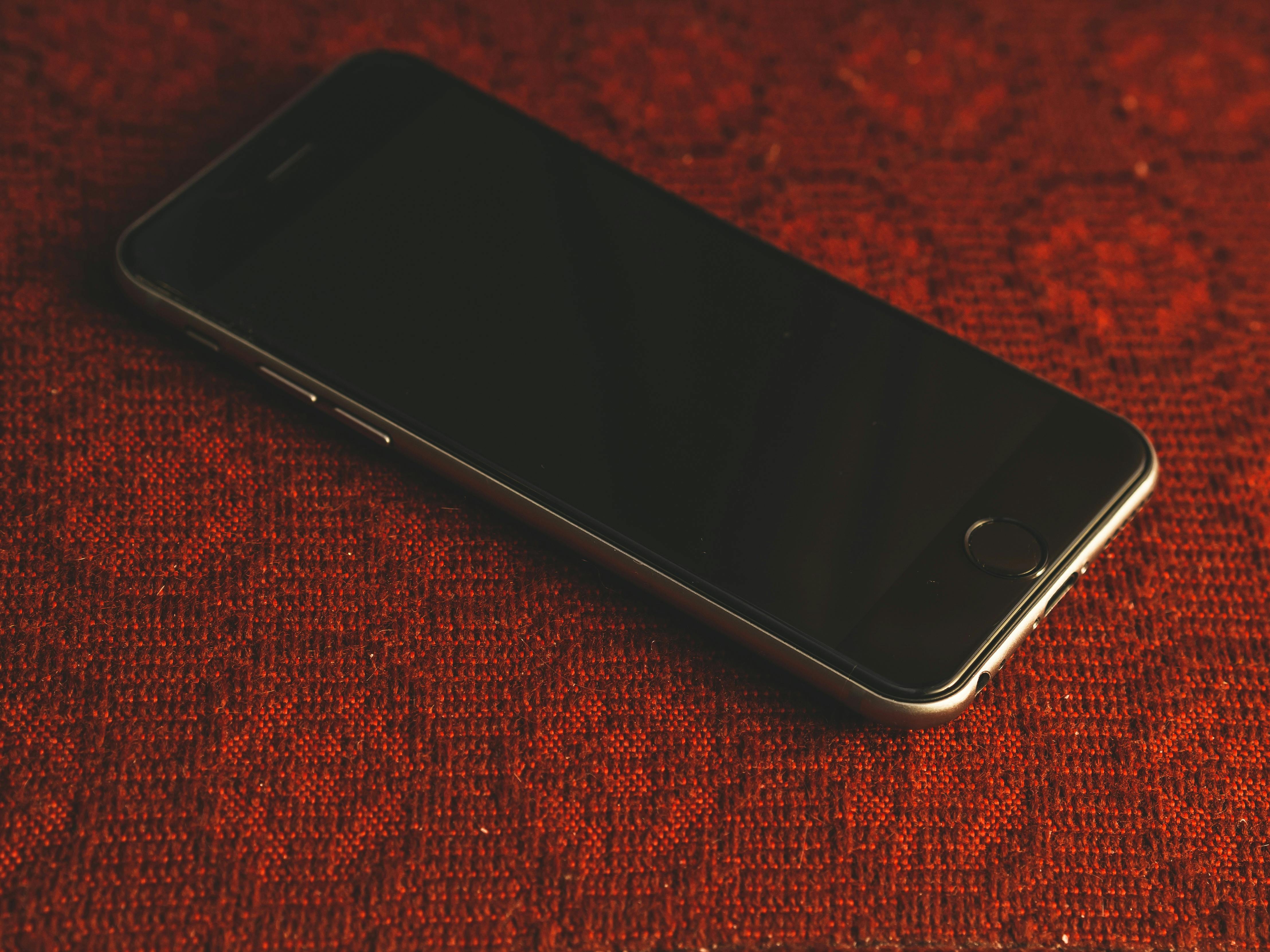 Space Gray Iphone 6 Displaying Black Screen · Free Stock Photo