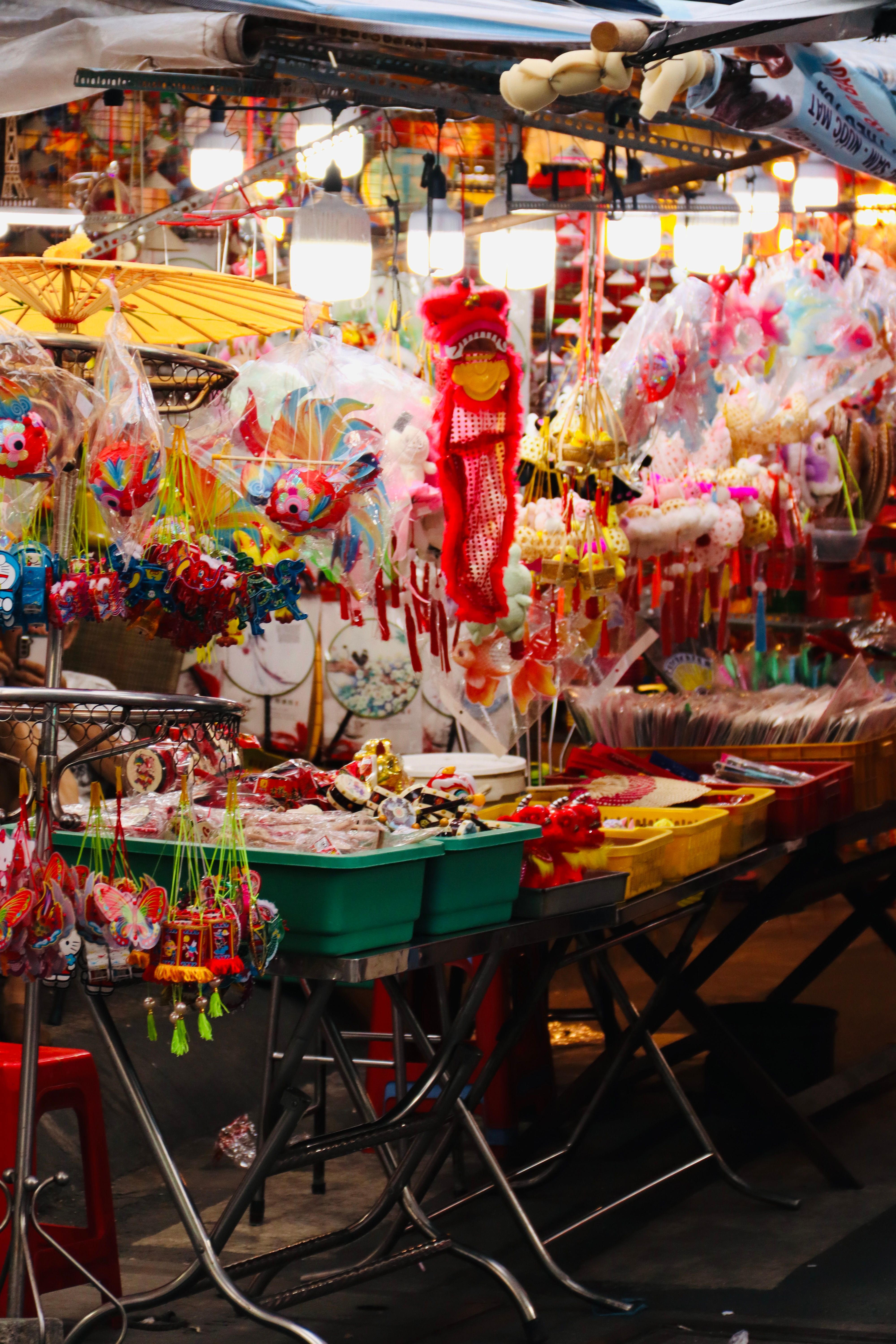 A market stall with many different items for sale · Free Stock Photo