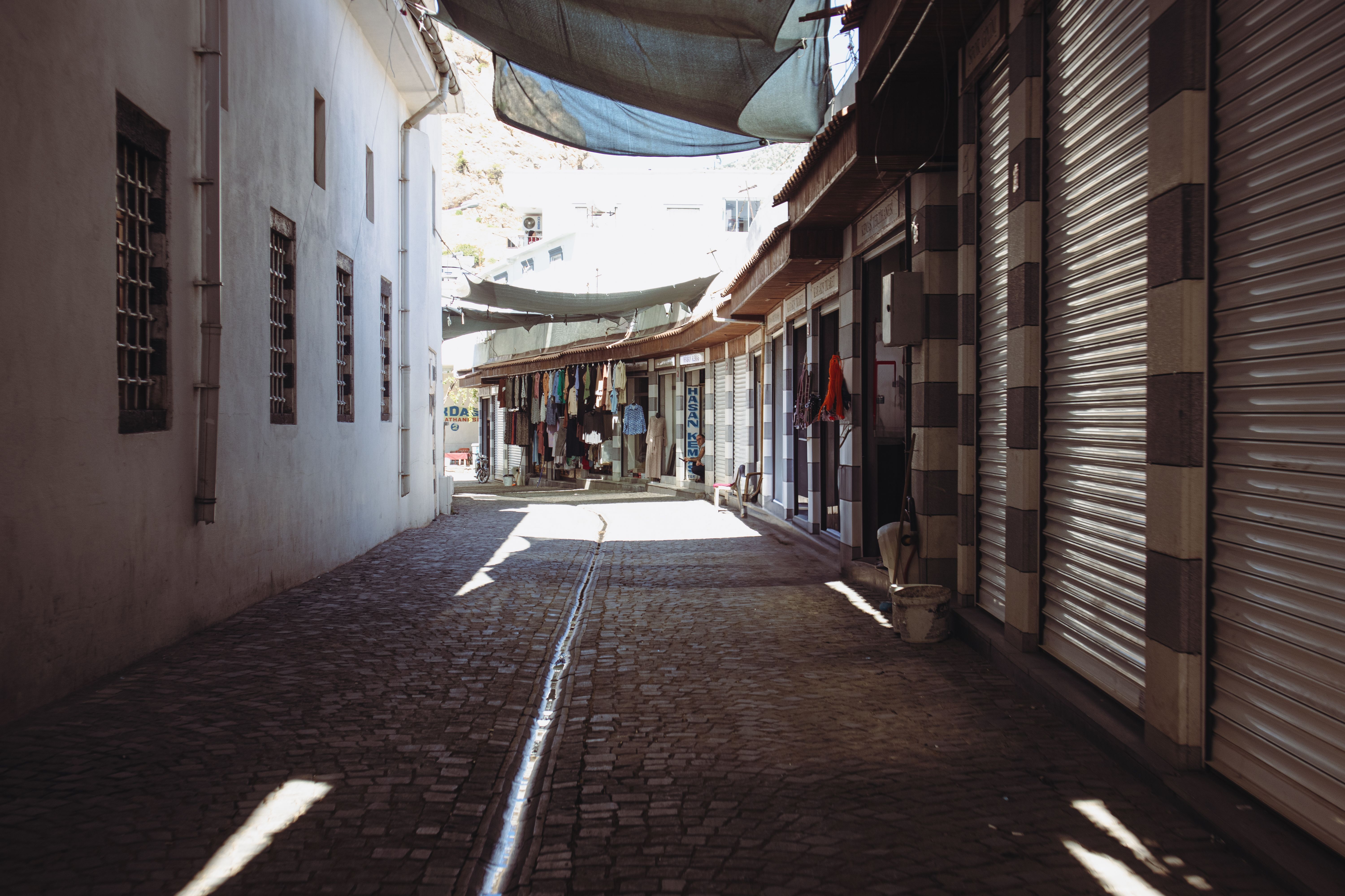 A narrow alley with a lot of shops and people · Free Stock Photo