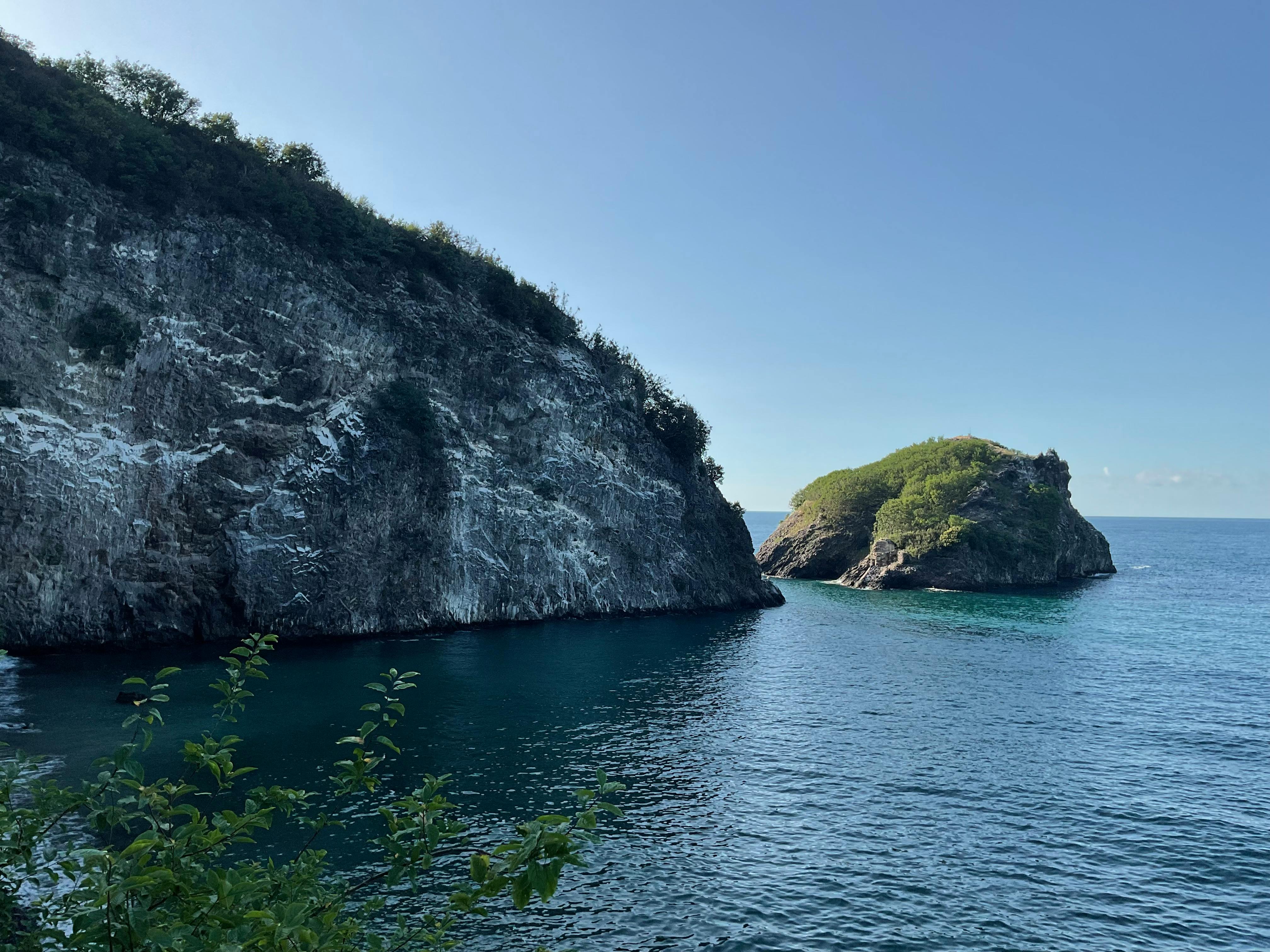 A view of the ocean from a cliff · Free Stock Photo