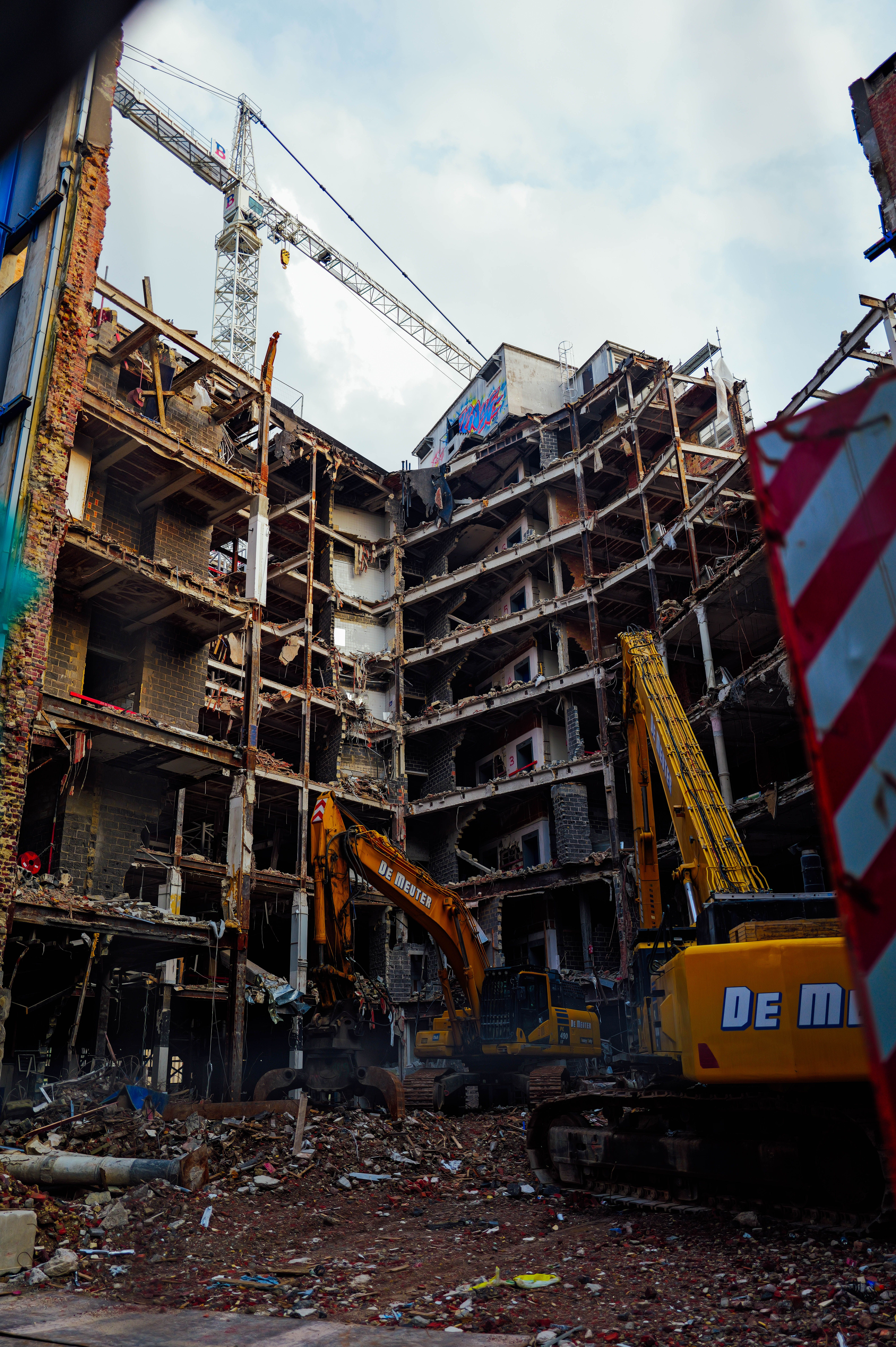 A construction site with a crane and a building · Free Stock Photo
