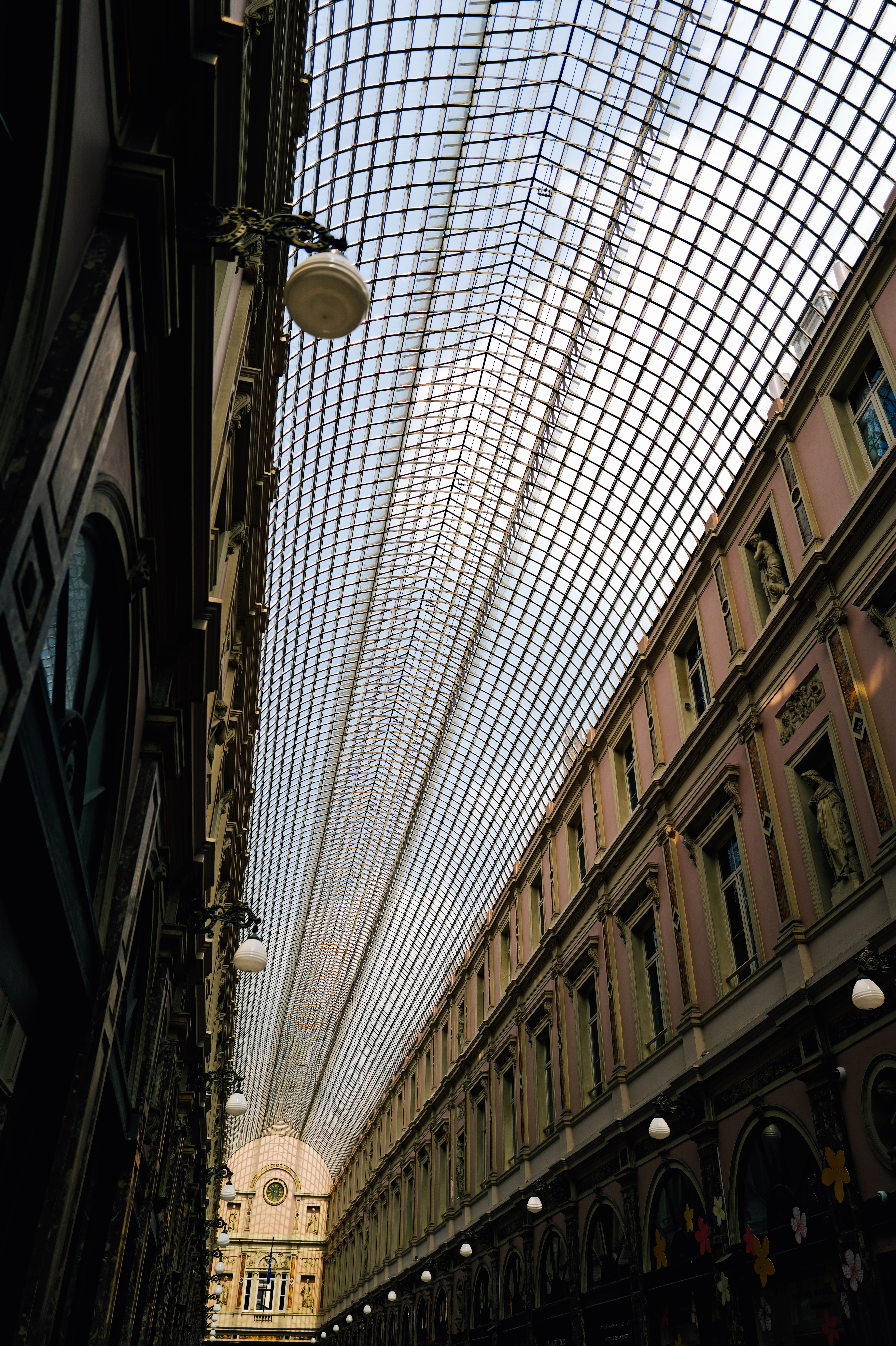 A large metal mesh roof · Free Stock Photo
