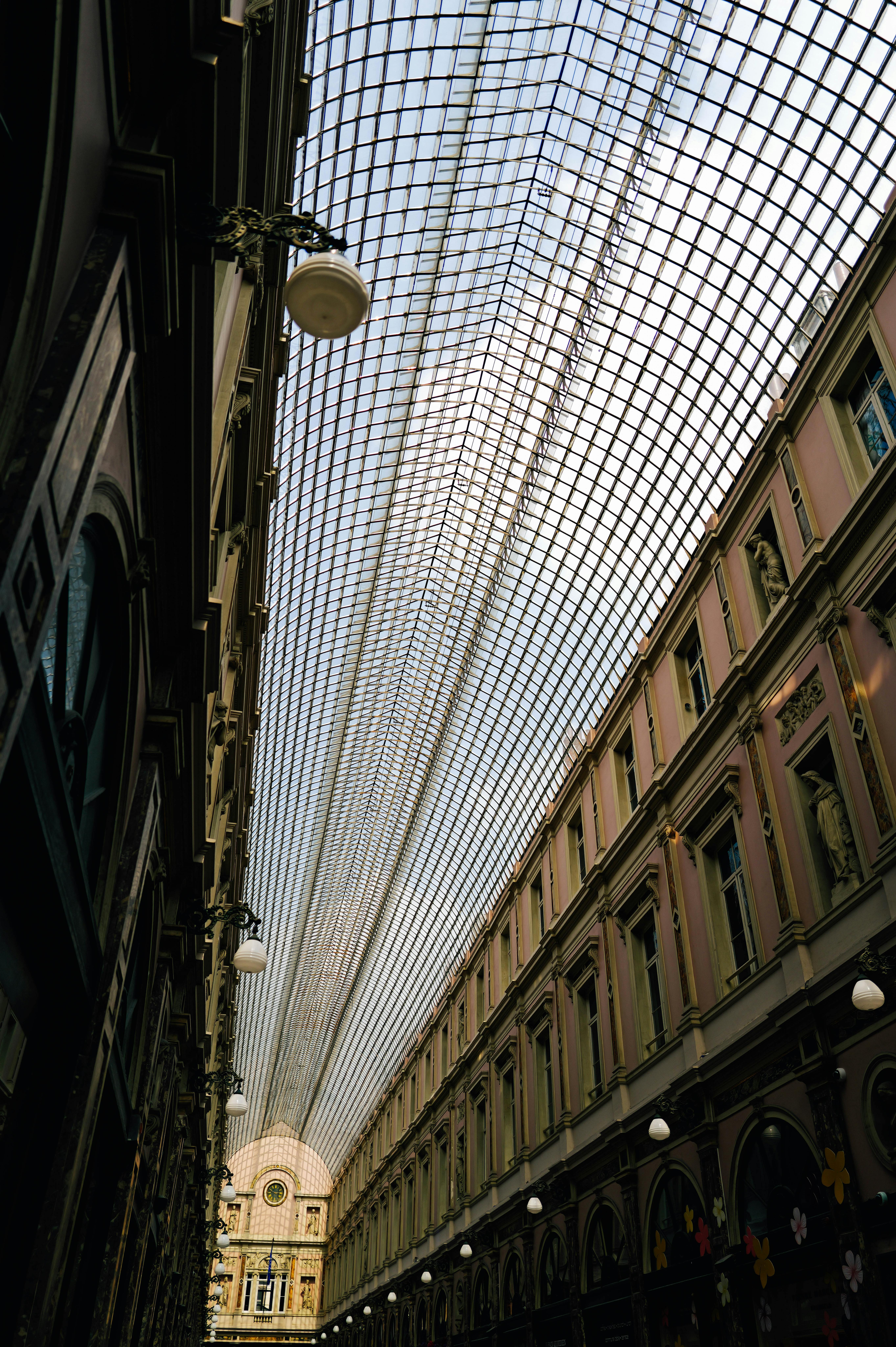A large metal mesh roof · Free Stock Photo