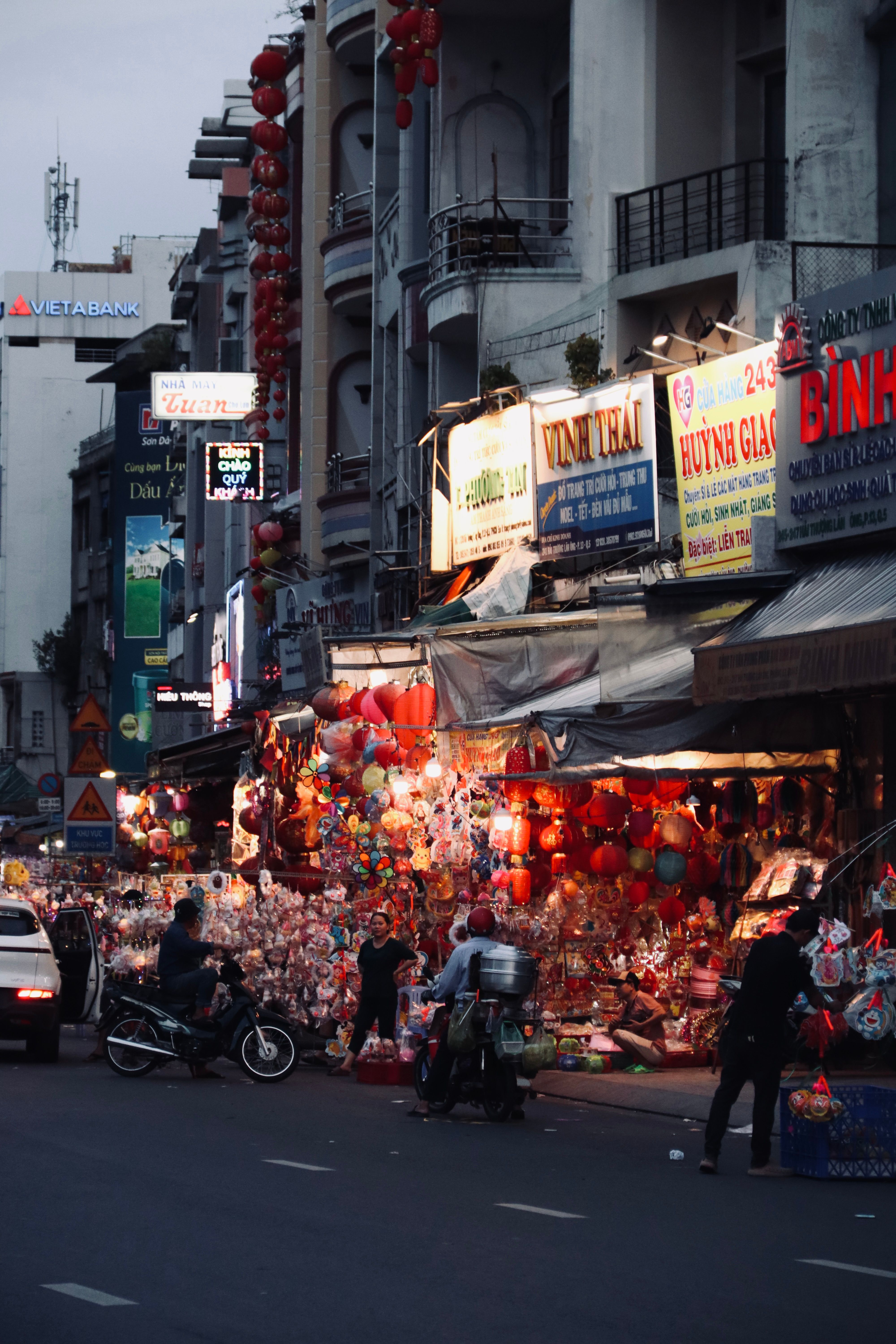 A street with many shops and people walking · Free Stock Photo
