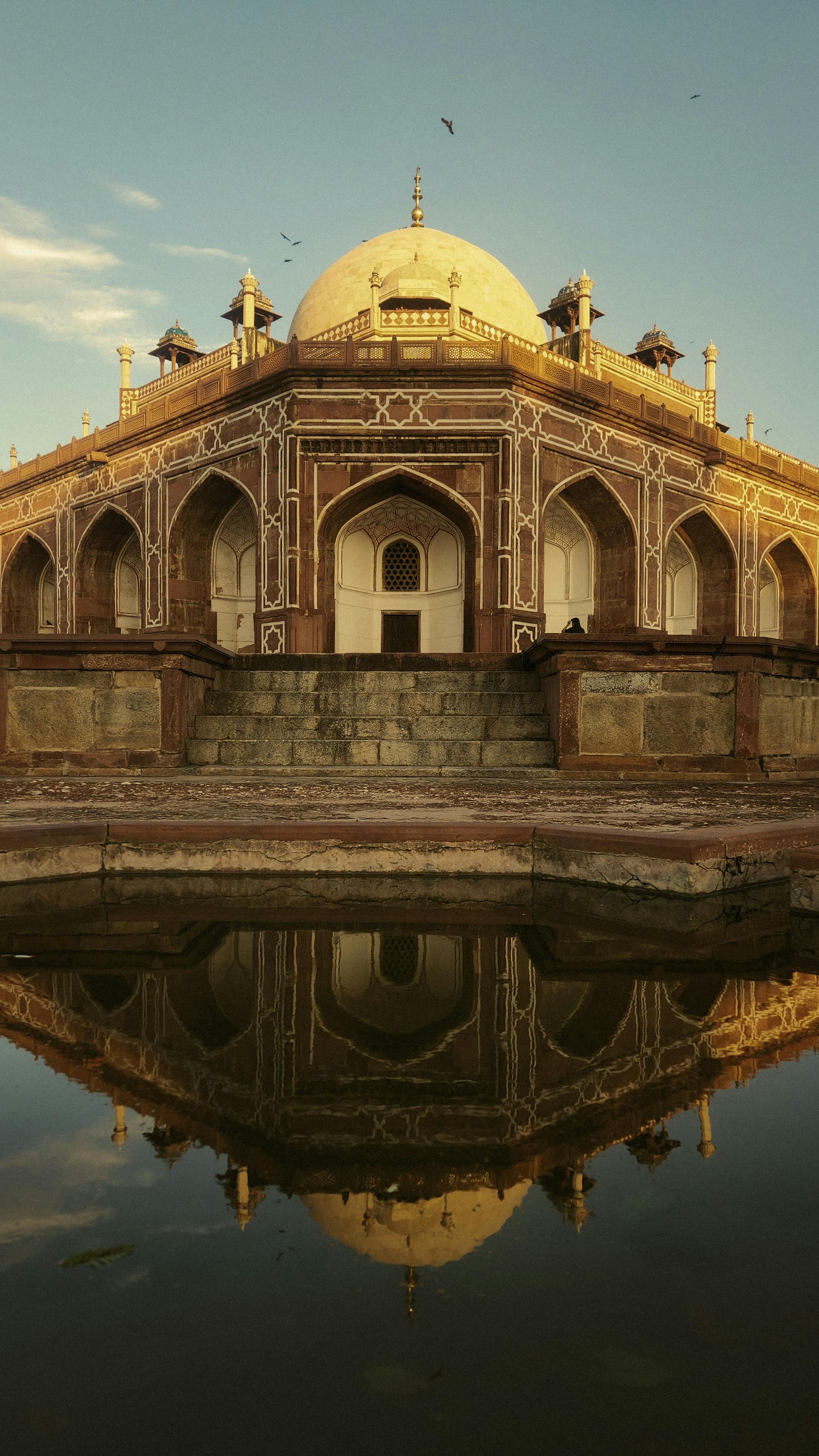 The building is reflected in the water · Free Stock Photo