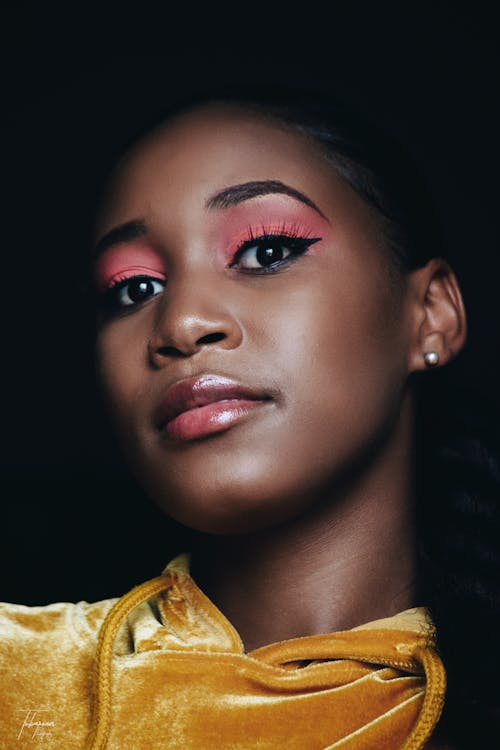 Kostnadsfri bild av 20-25 år gammal kvinna, afro hår, tatuering Kostnadsfri bild av 20-25 år gammal kvinna, afro hår, tatuering
